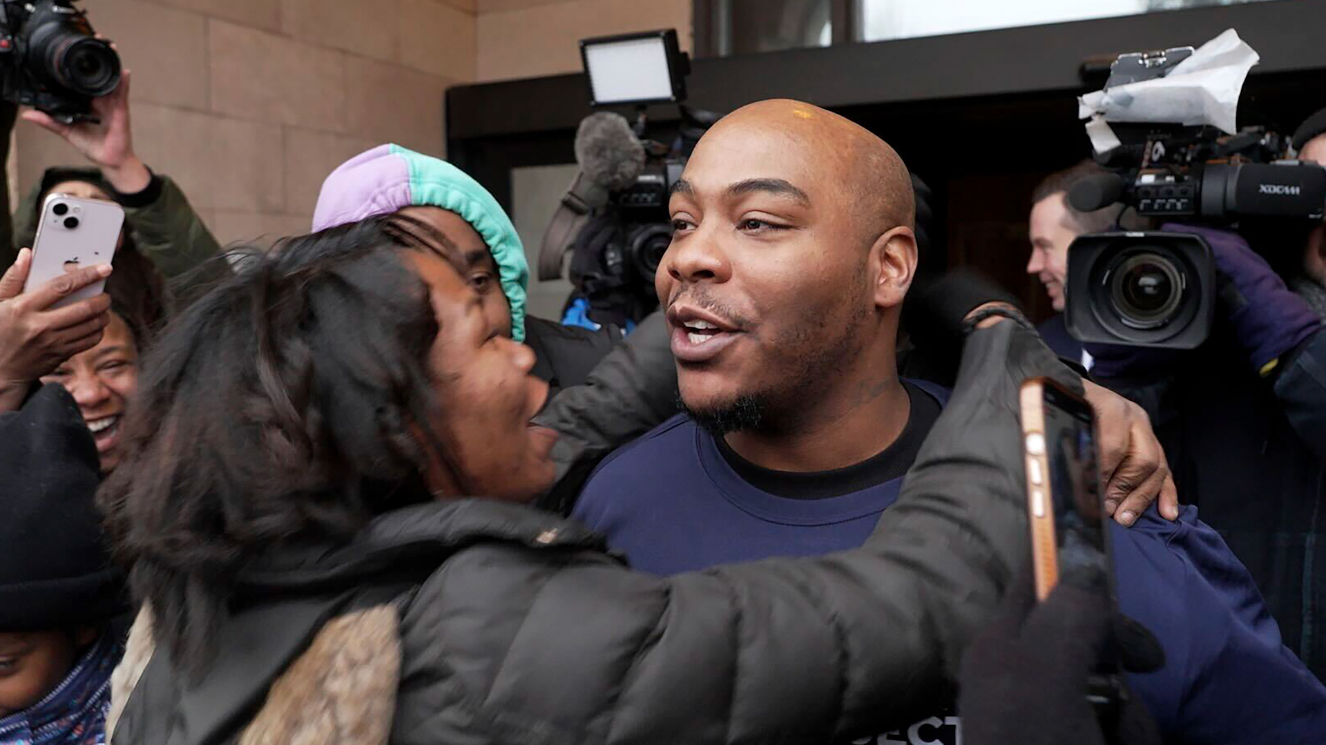 Salió de la cárcel después de 19 años en prisión por error: así es cómo ...