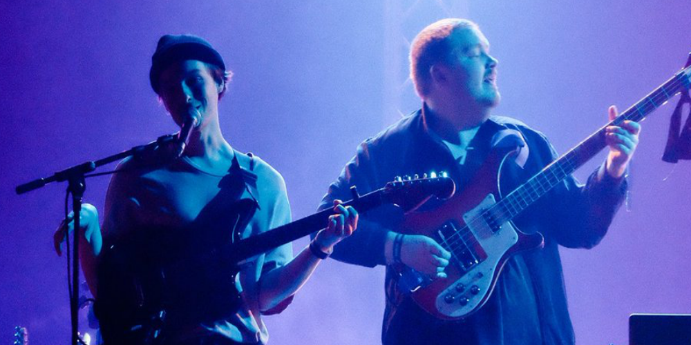 Mueren los miembros y el mánager de la banda británica Her's durante su ...