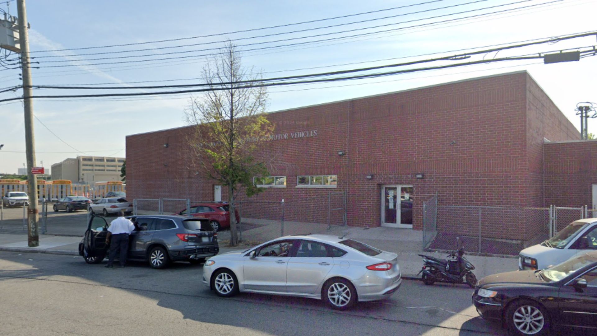 Hombre amenaza con detonar explosivos en DMV de el Bronx por espera de ...