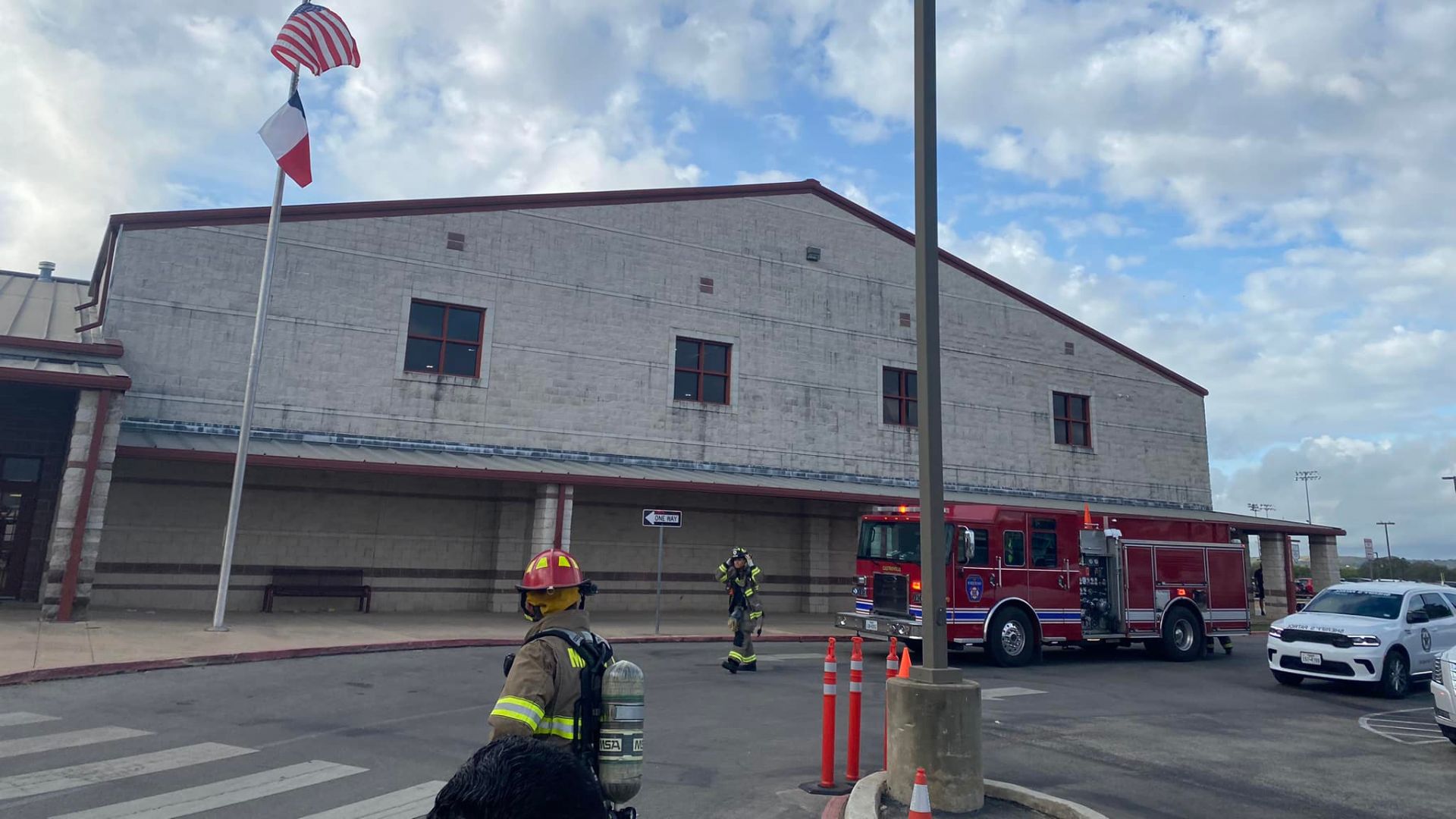 Estudiantes son evacuados de la Preparatoria Medina Valley ante reporte ...