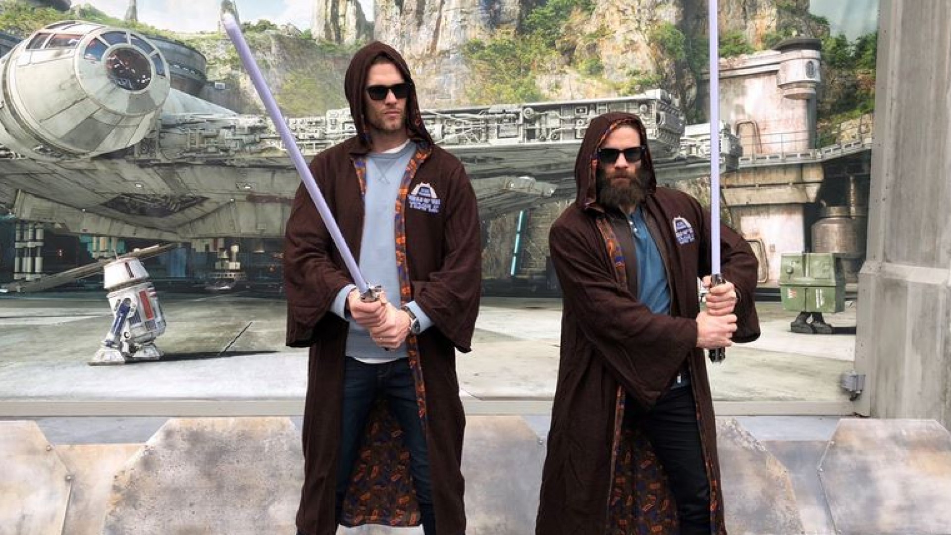 Tom Brady y Julian Edelman visitan a Mickey Mouse en Disney | Deportes ...