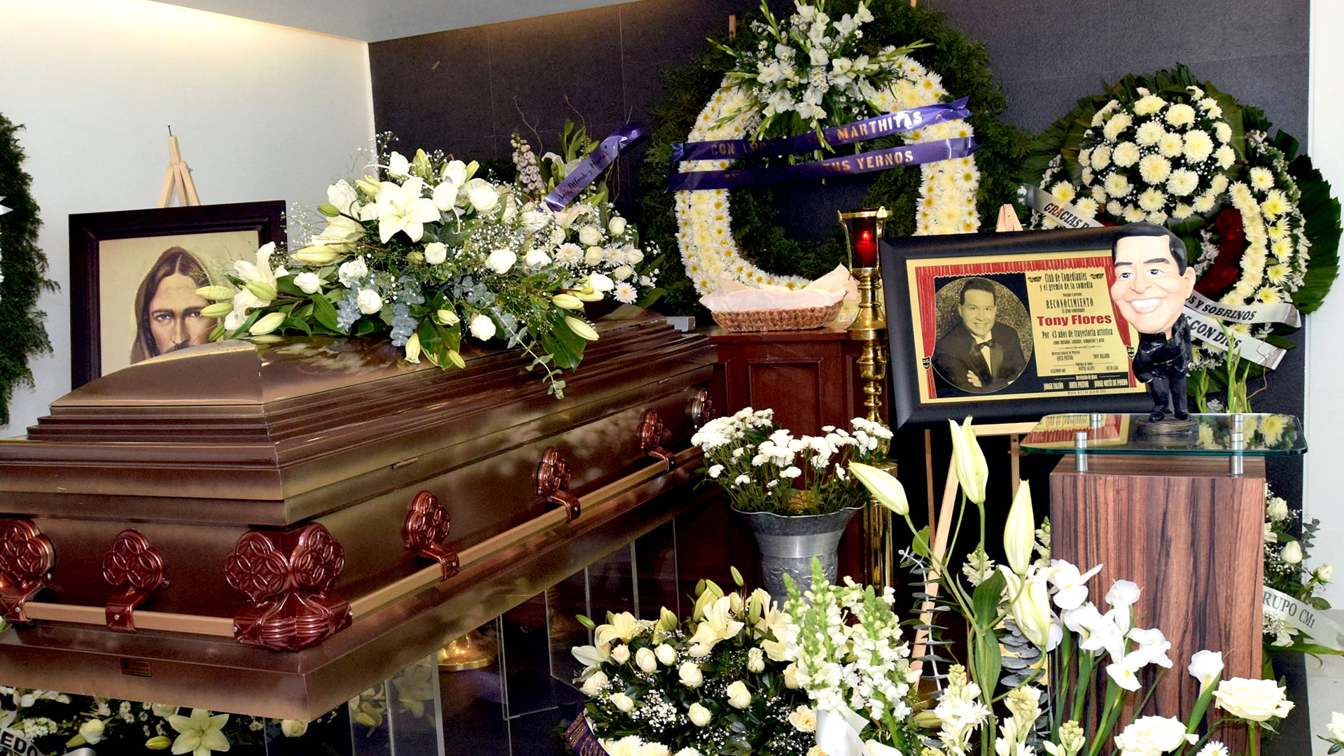 Último adiós a Tony Flores, esparcen sus cenizas en el mar | Shows Hoy ...