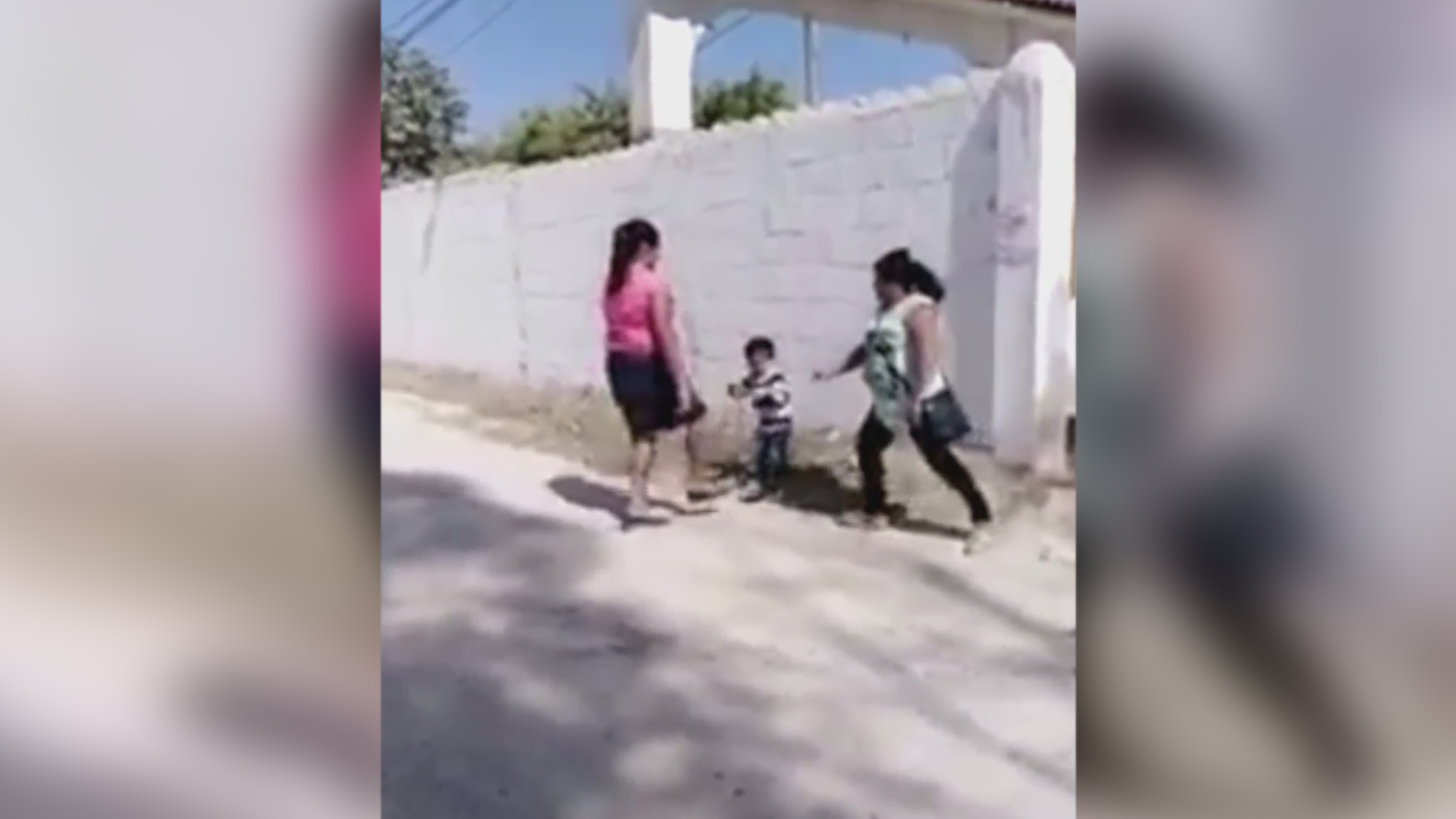 Una mujer patea a un niño de 3 años en la mitad de una pelea con la ...