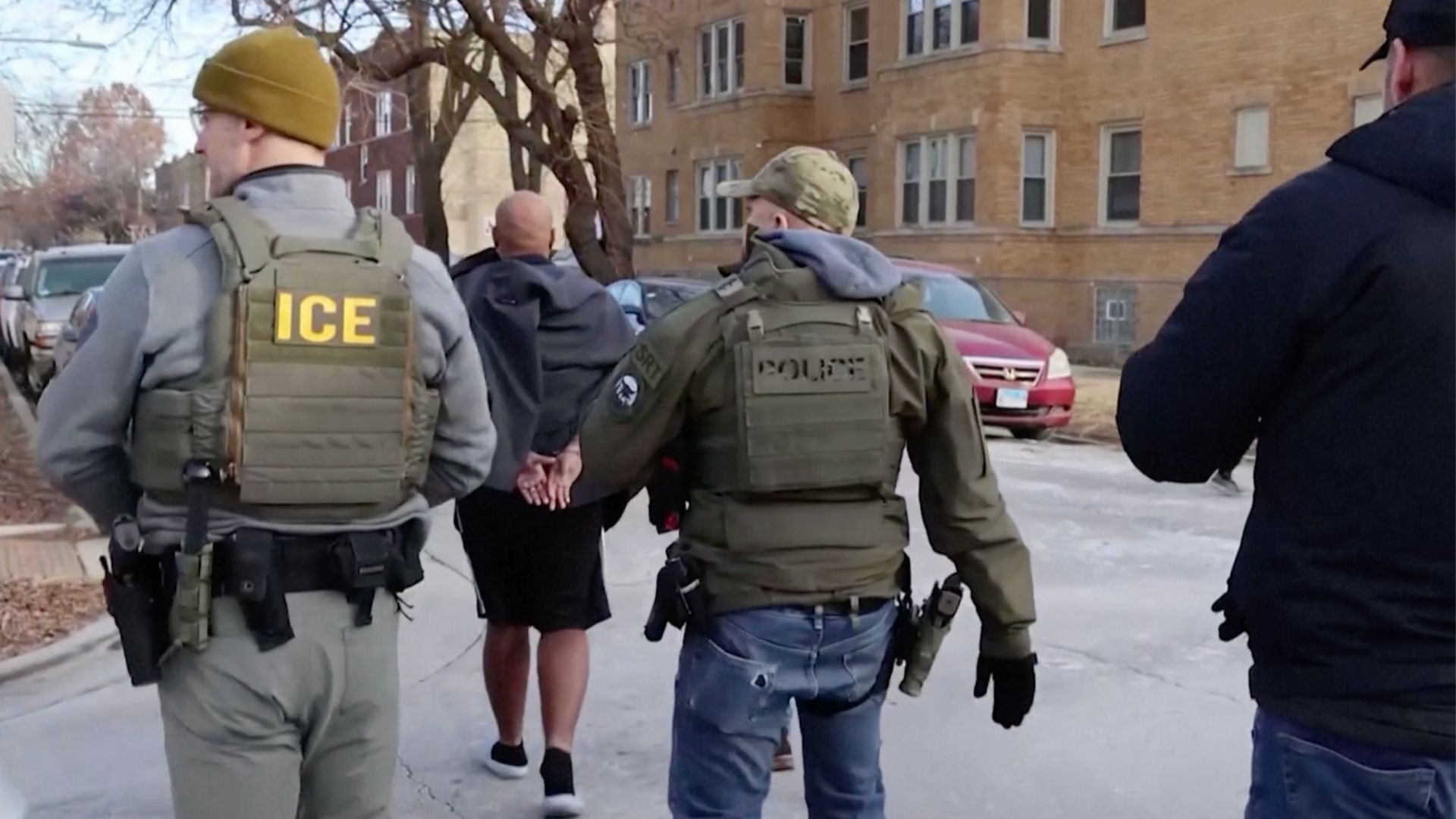 Varias agencias del Departamento de Justicia, además de ICE, hacen operativos en Chicago | Video ...