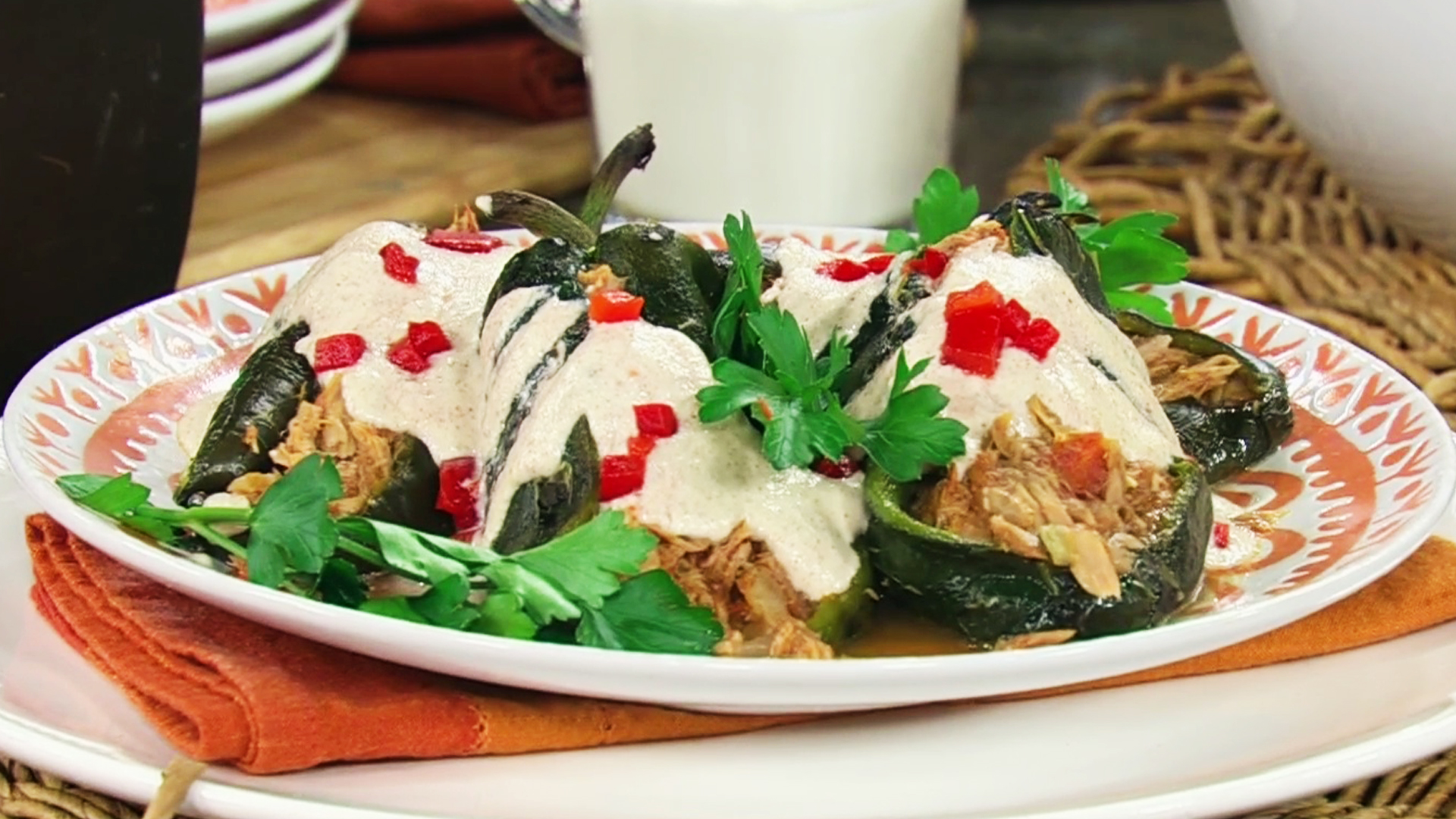 Receta de chiles rellenos de atún con salsa de nogada | Delicioso ...
