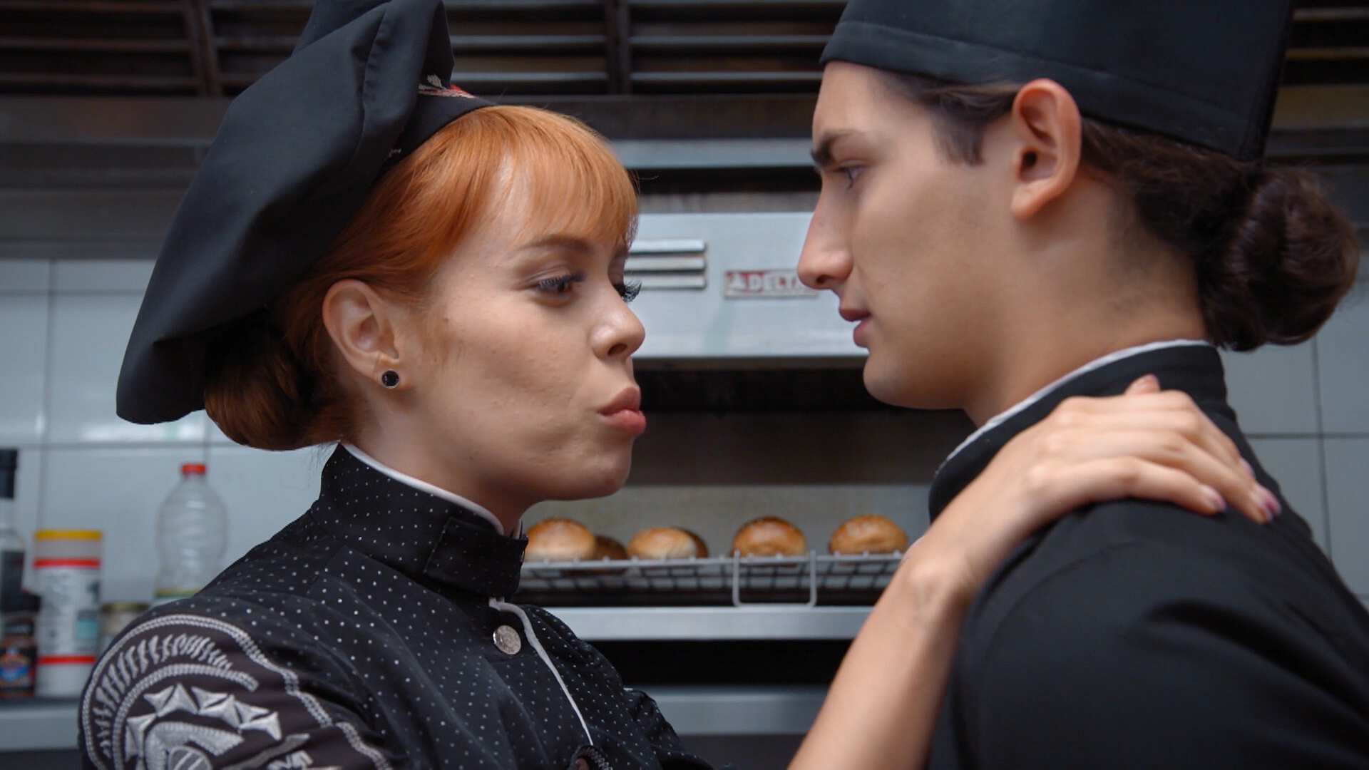 Lorena besa a Lalo y Sol la pone en su lugar | Shows ¿Qué le pasa a mi ...