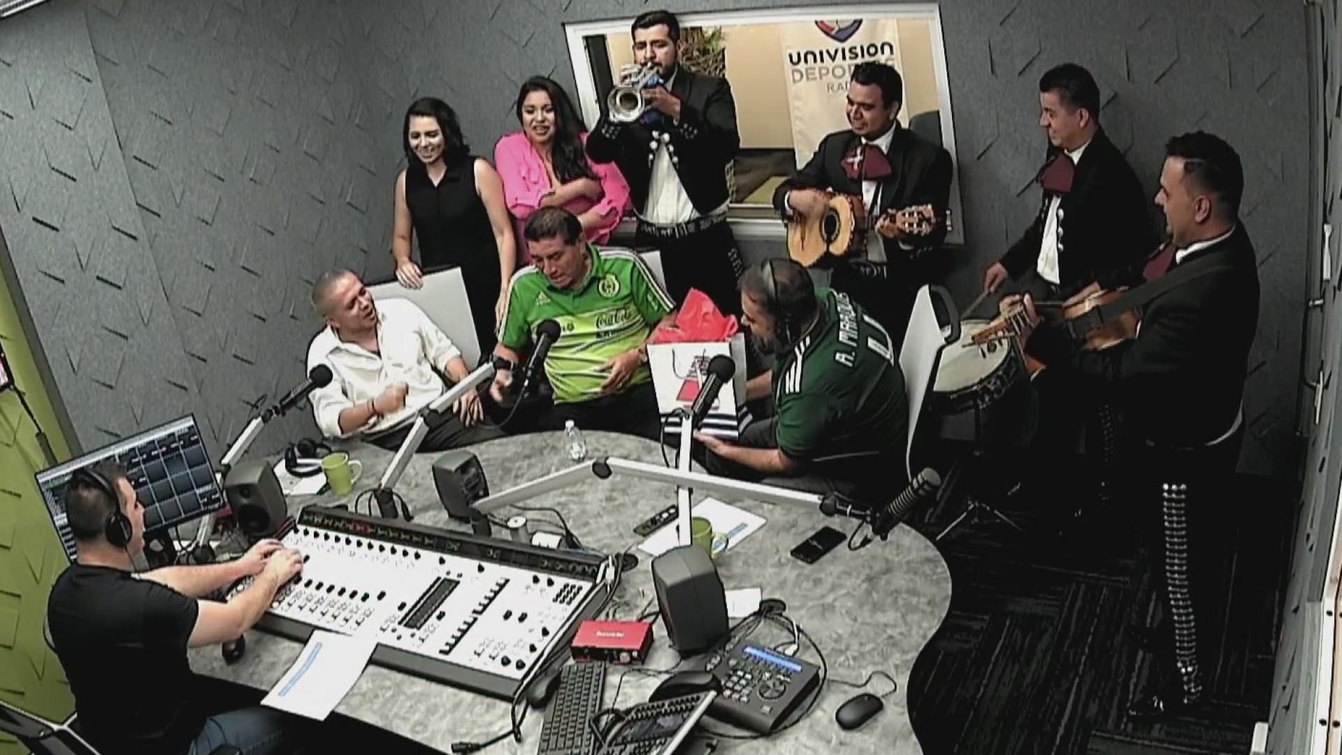 Con mariachi incluido, el padre del 'Chuy' Corona cayó en la broma de ...