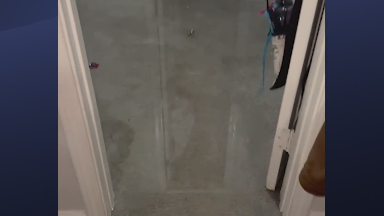 Hispanas denuncian complejos de apartamentos por filtraciones | Video | Univision 34 Atlanta ...