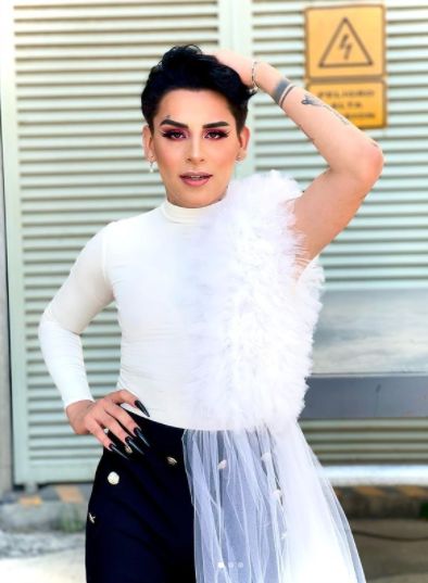 Kunno triunfó en los Grammy 2021 usando un largo vestido rojo y tacones ...