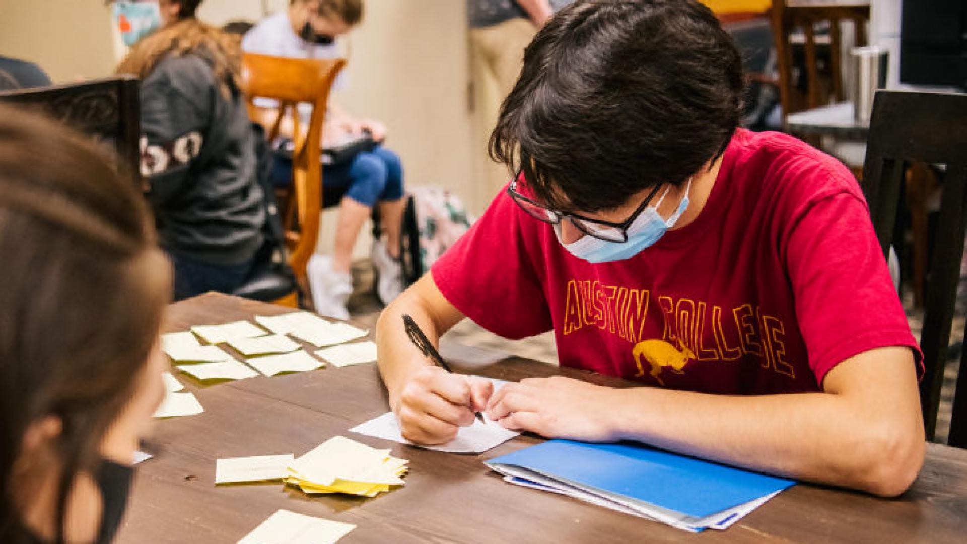 Hometown Heroes, el programa del Houston ISD que premia con becas a ...