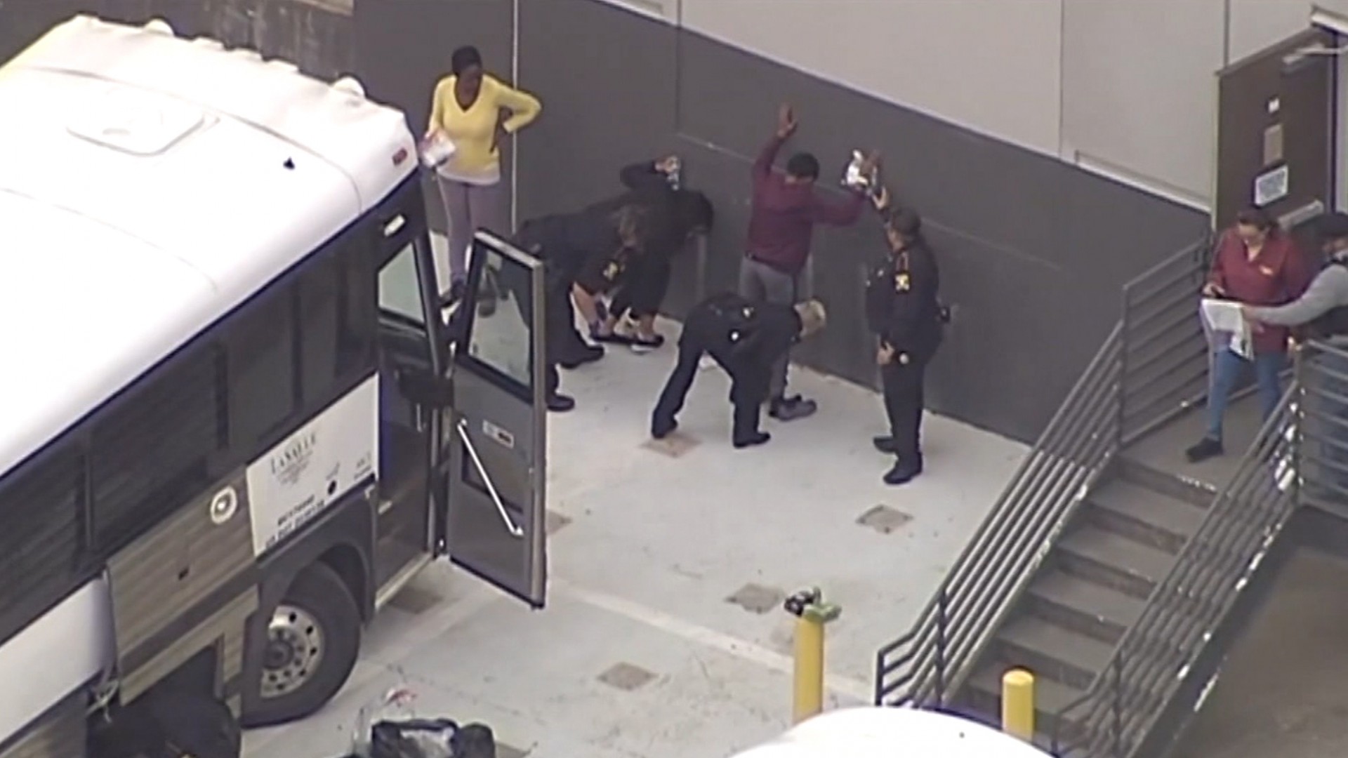 En un minuto: La mayor redada de ICE en 10 años deja 280 detenidos en ...