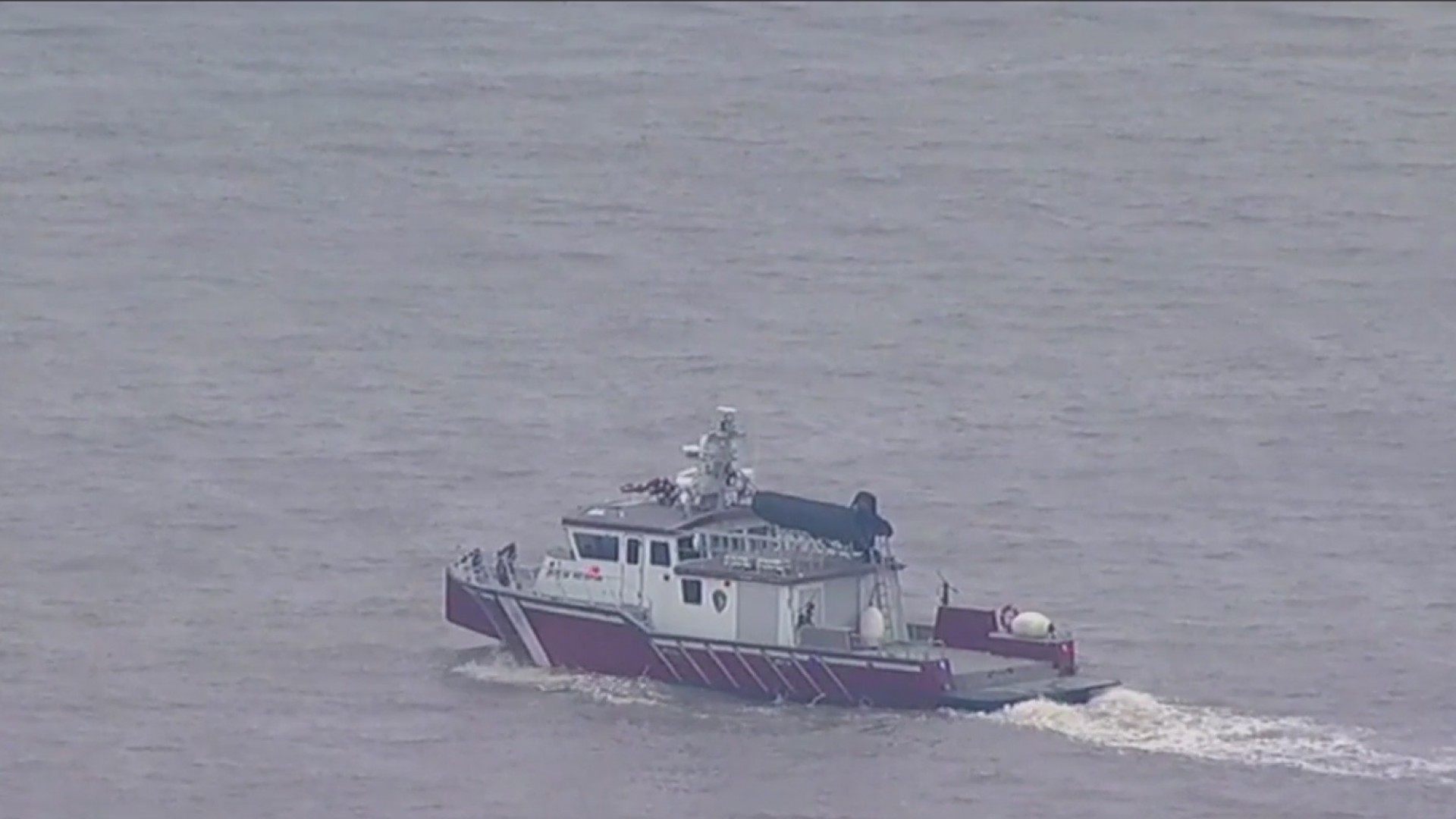 Choque entre un buque y un barcaza provoca derrame de un químico en el ...