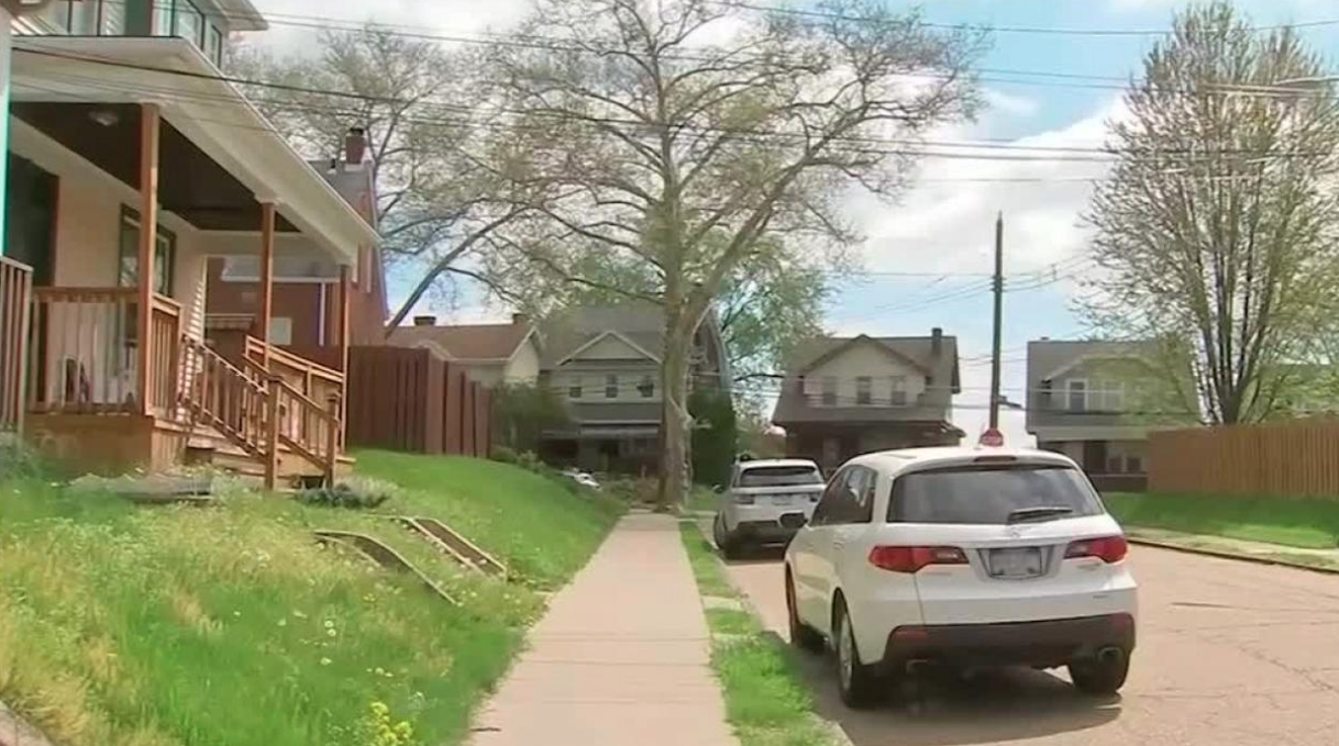 Una mujer descubre que su expareja vivía oculta en el ático de su casa ...