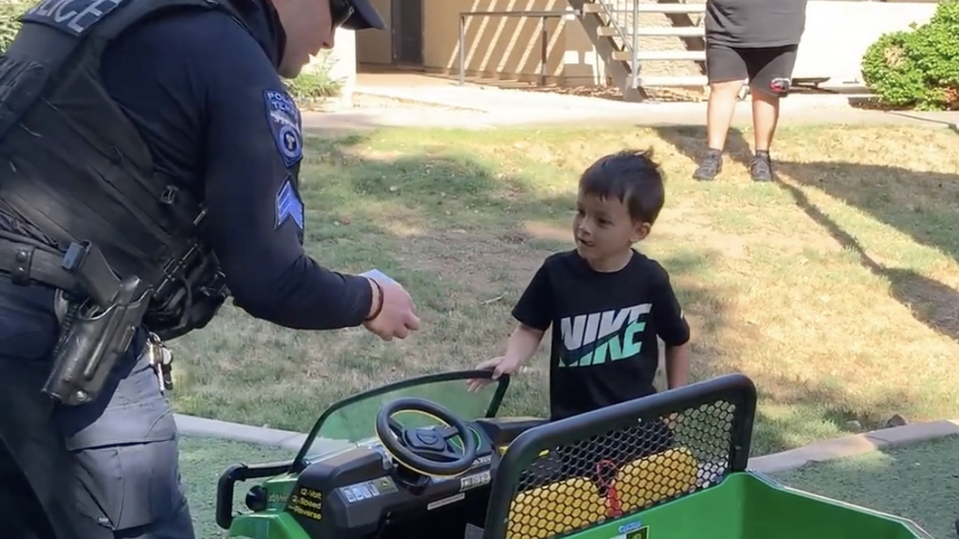 A este pequeño de 4 años le robaron su tractor de juguete, pero un ...
