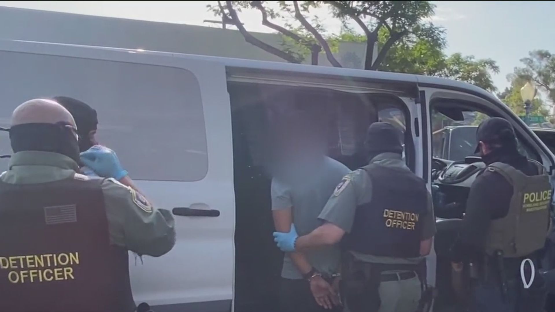 ¿Puedo ser arrestado por intervenir durante un operativo de ICE? Esto ...