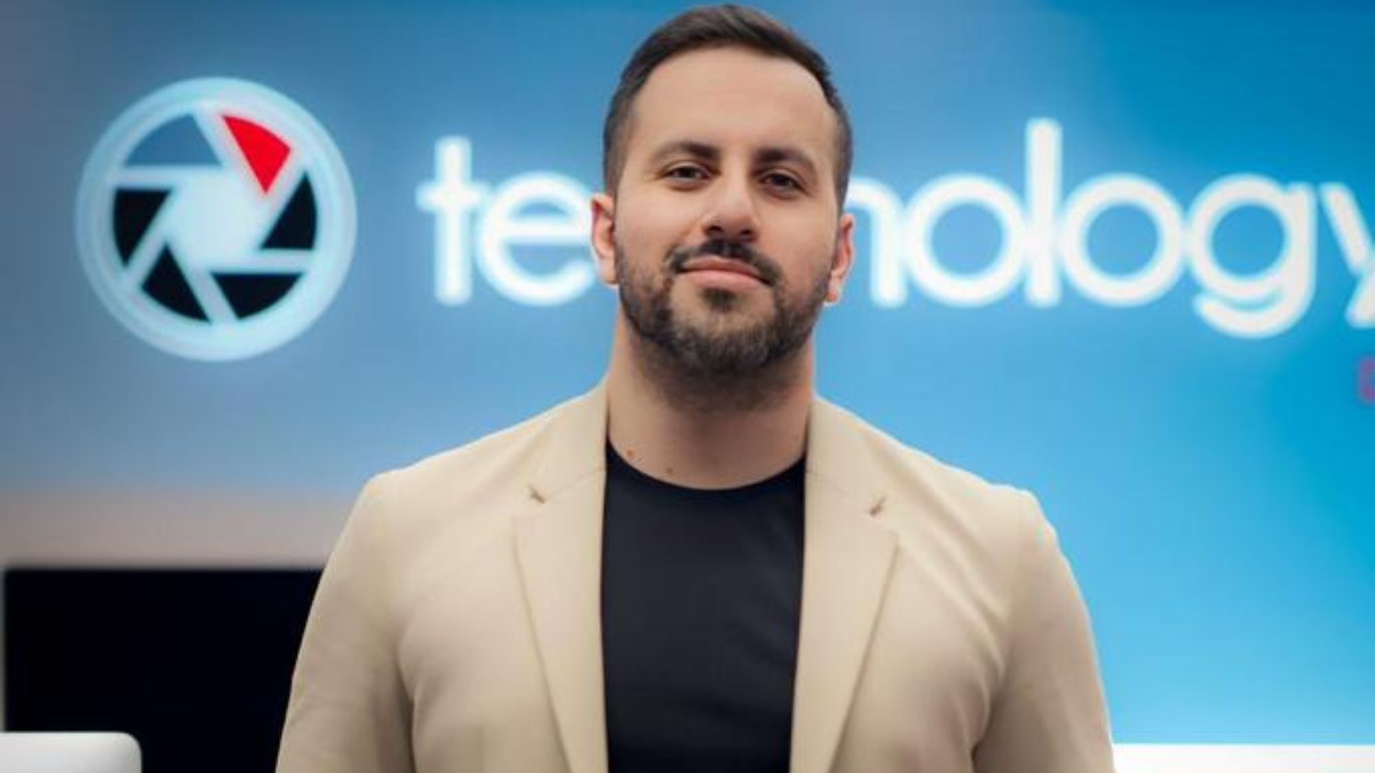 Darío Zambrano: Reinventando la fotografía a través de la Inteligencia Artificial | Univision 14 ...