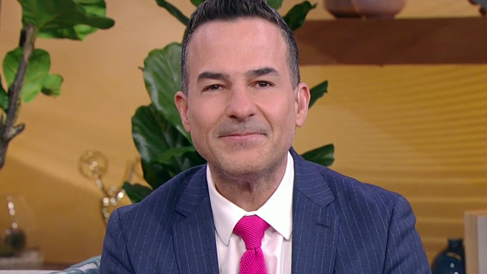 El nuevo papá está de regreso: Carlos Calderón llegó con regalitos por ...