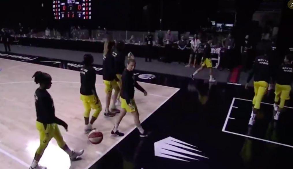 Jugadoras de WNBA protestan contra el racismo en el inicio de la liga ...