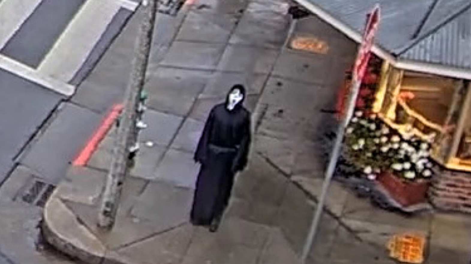 ¿Qué hacía este hombre con la máscara de 'Scream' en un parque de ...