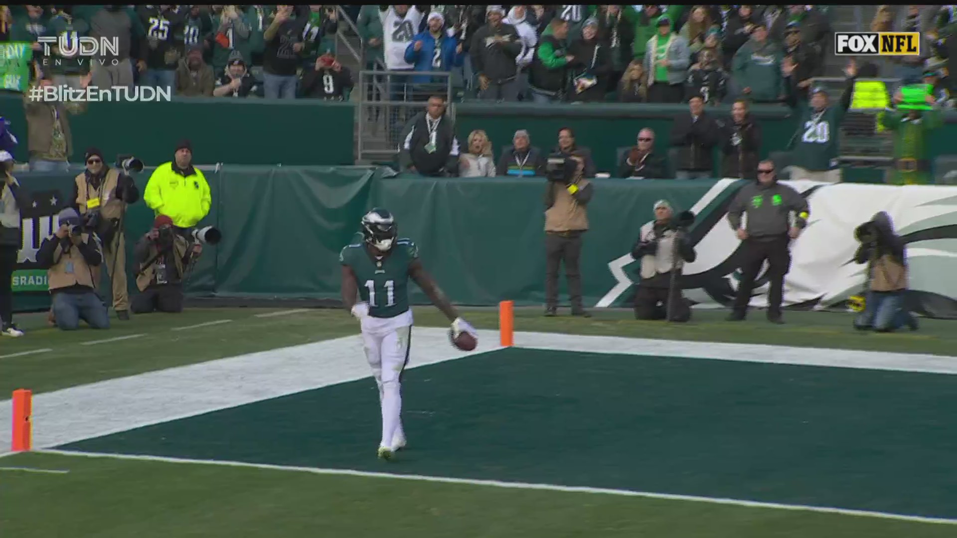 ¿Y el defensivo? A. J. Brown entra solo al touchdown para Eagles ...