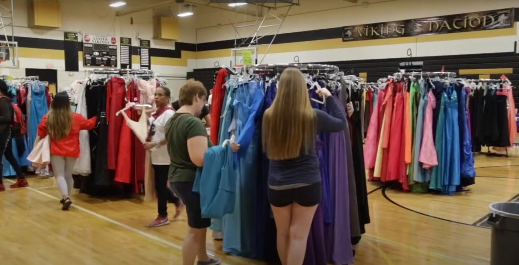 Regalarán trajes de "prom" para estudiantes al centro de Texas ...