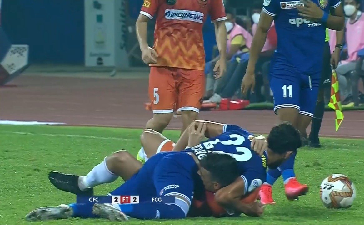 El español Edu Bedia muerde a Deepak Tangri en pleno juego en la India ...