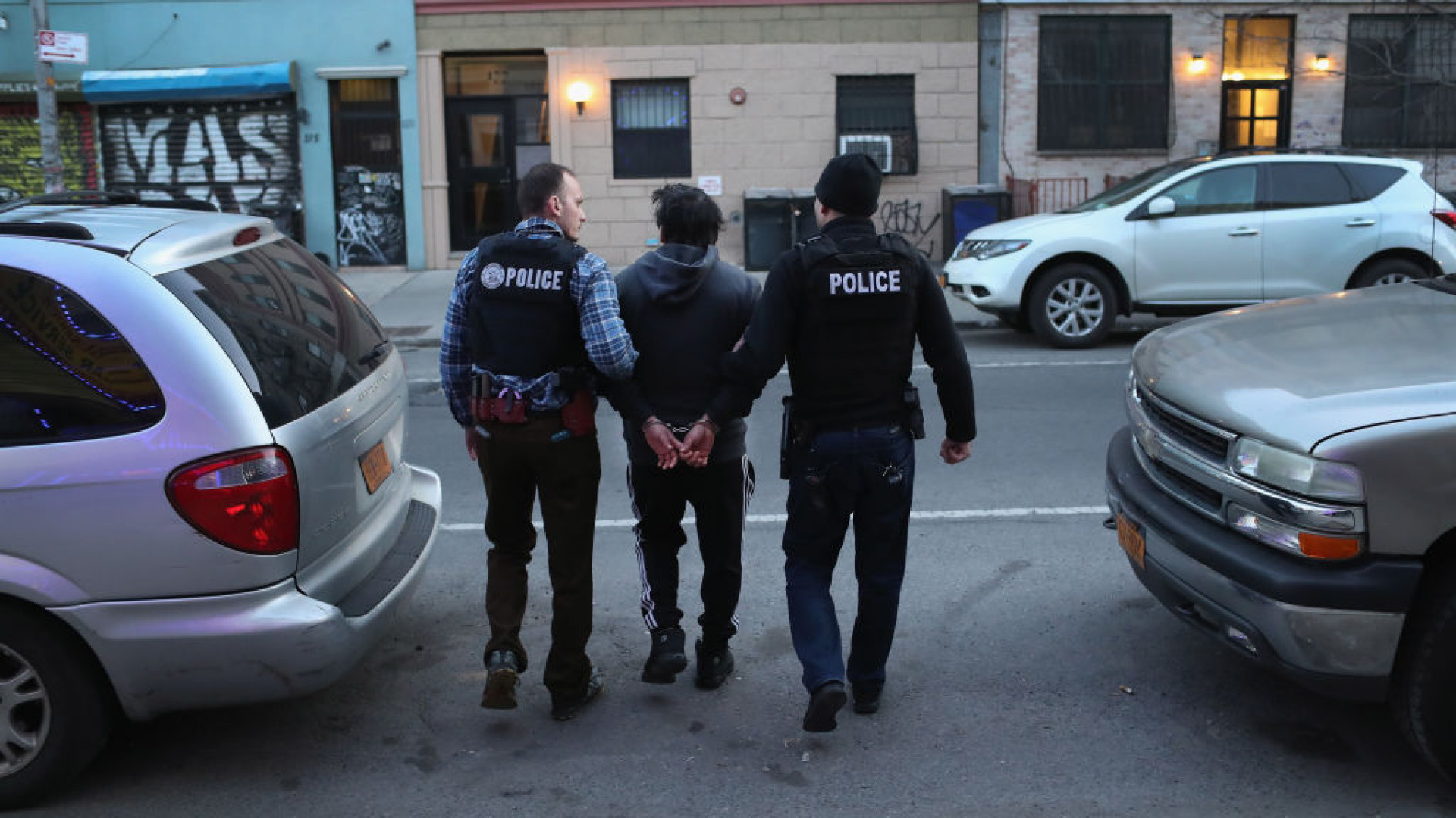 ¿Qué debe hacer un inmigrante en medio de una redada? | Shows Primer ...