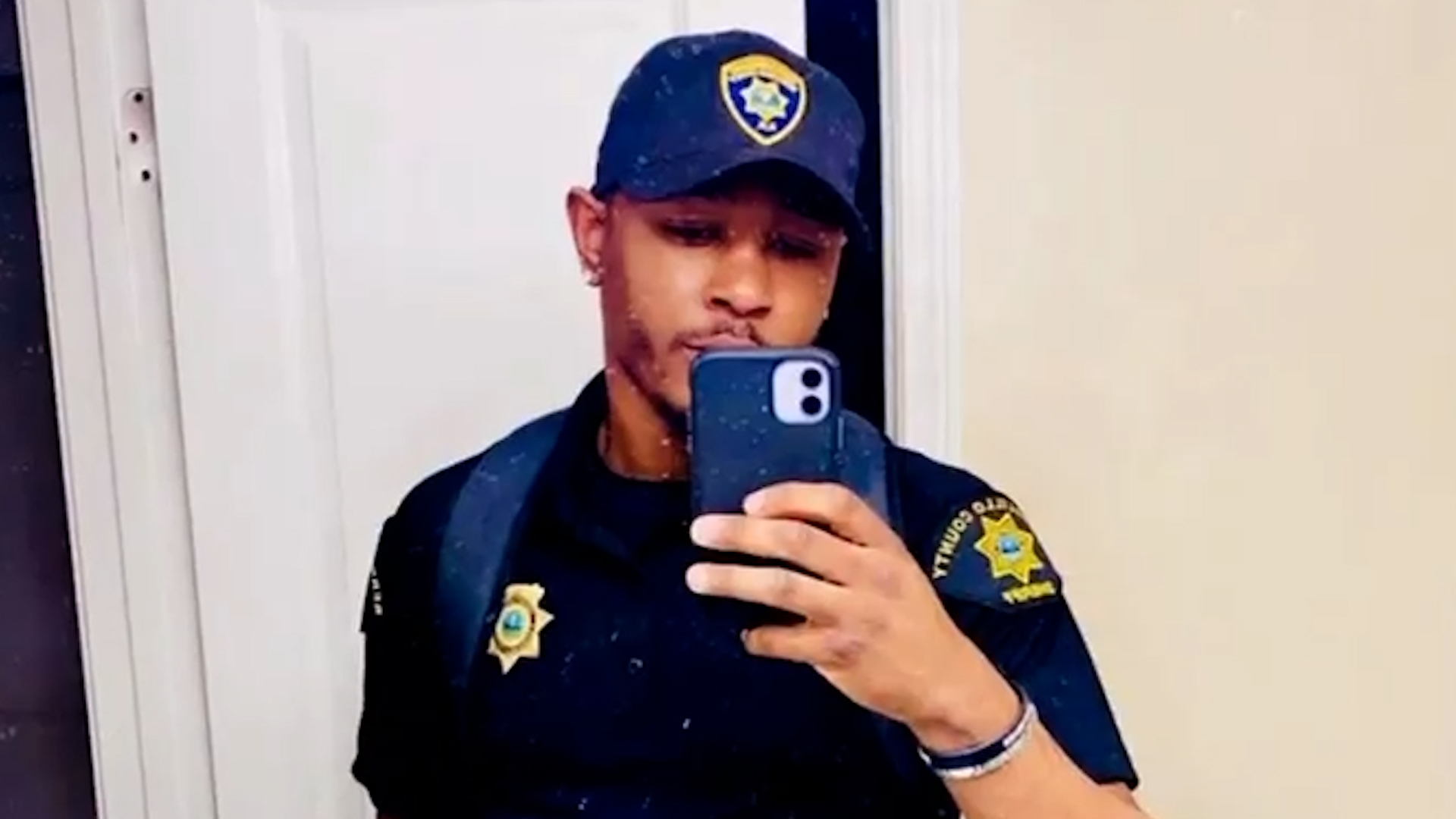 Un hombre es arrestado por hacerse pasar por policía en sus fotos de Tinder | Noticias Univision ...