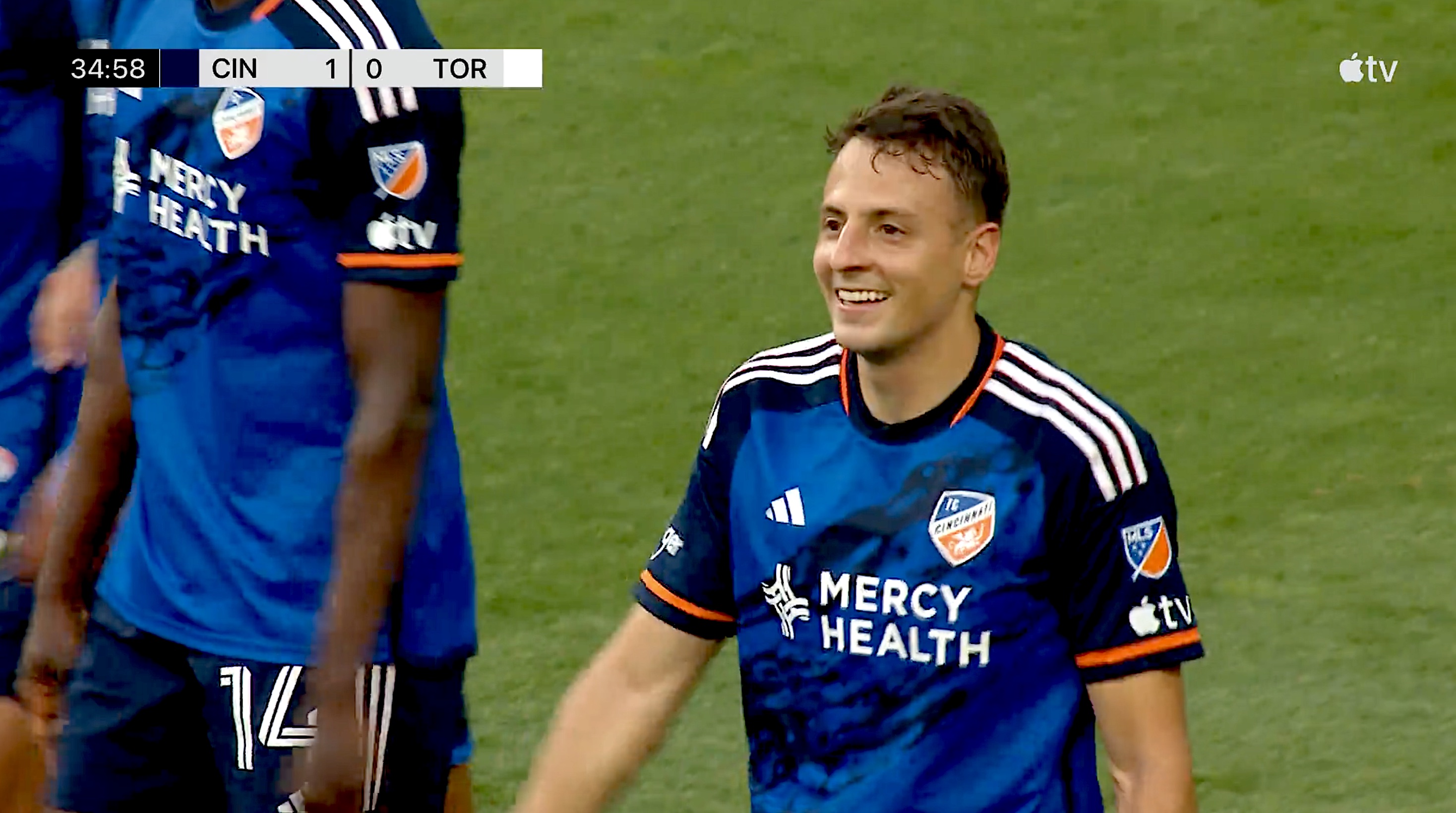 El colombiano Santiago Arias aprovecha un rebote y marca su primer gol ...