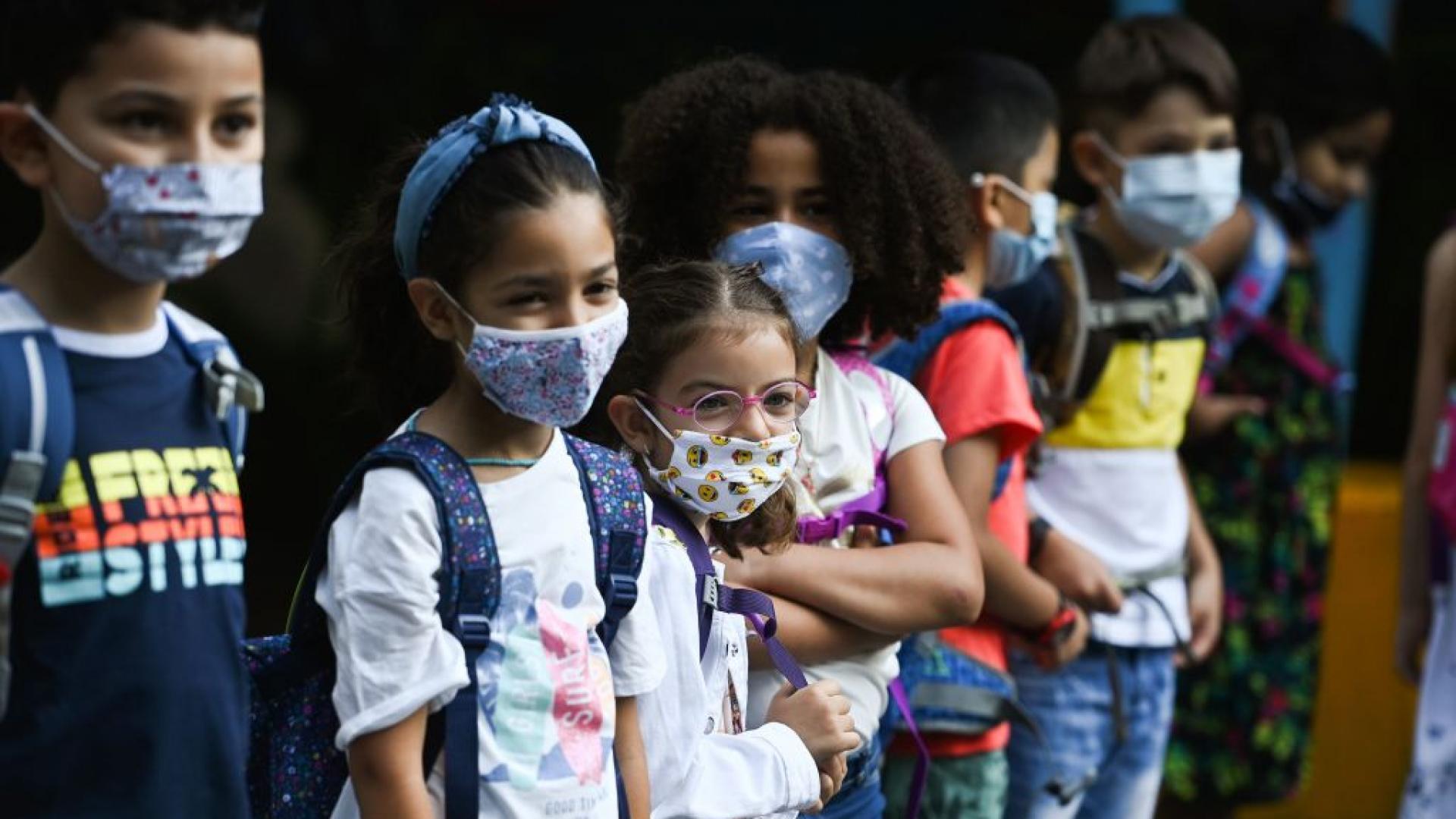 Padres reaccionan a la eliminación del uso de mascarillas en espacios ...