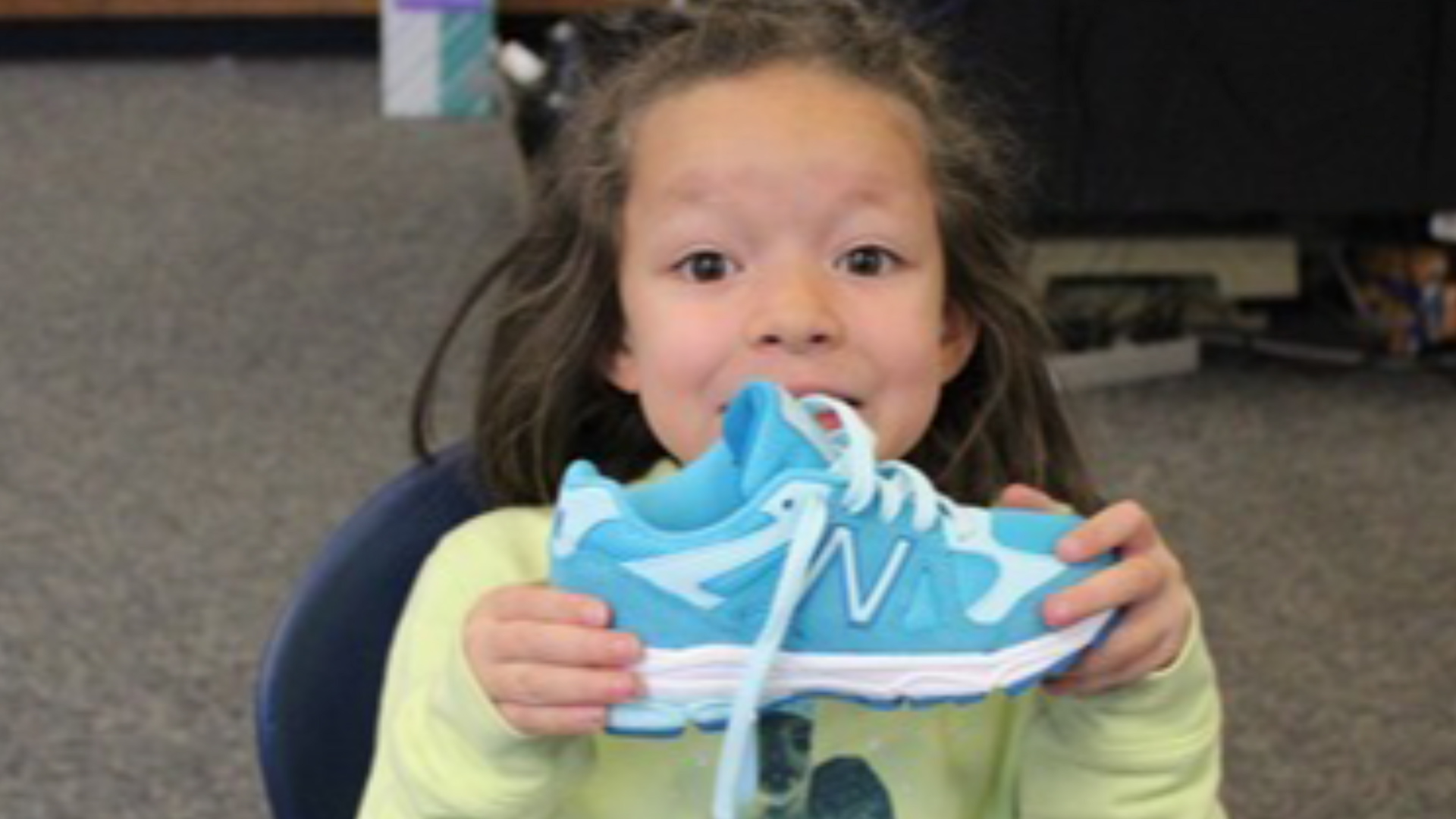 Estudiantes de ISD reciben tenis gratis para este ciclo escolar | Video ...