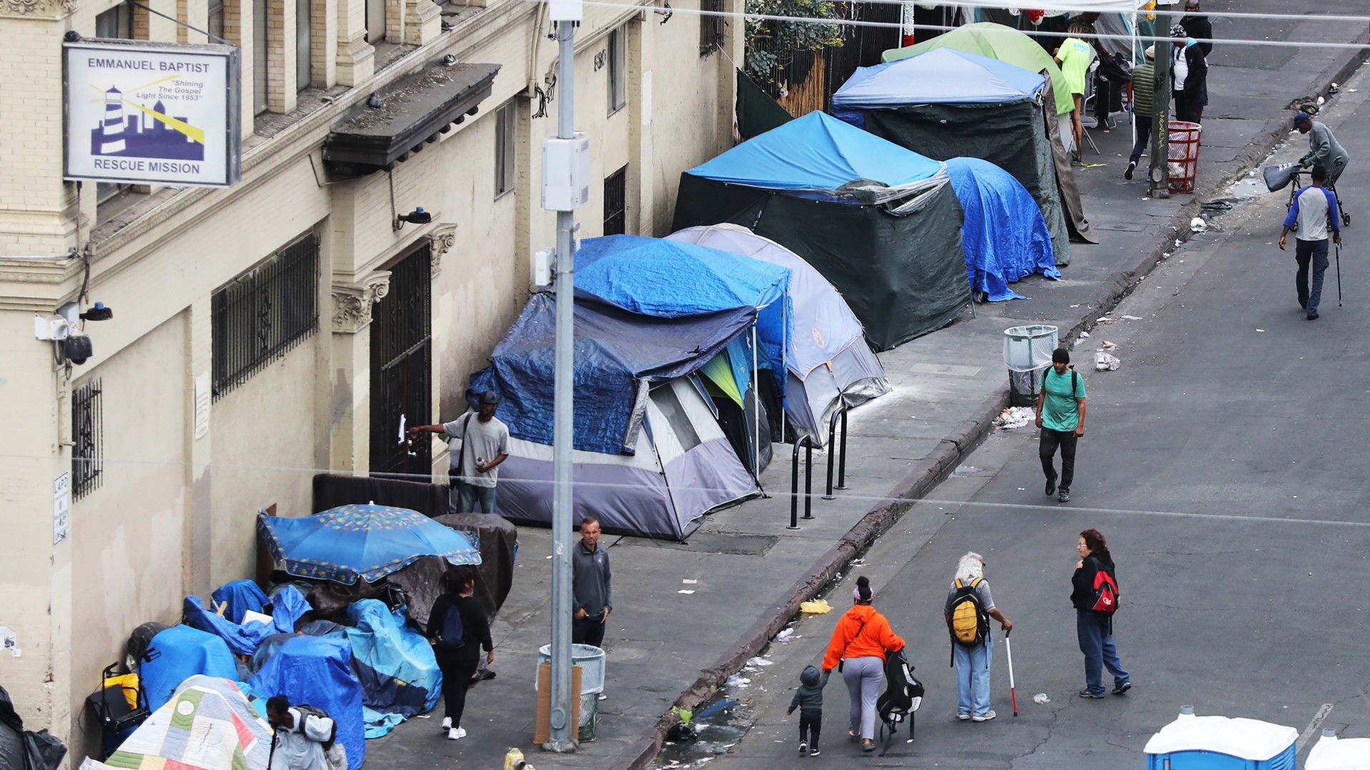 La crisis de indigencia en Los Ángeles golpea con fuerza a la comunidad ...