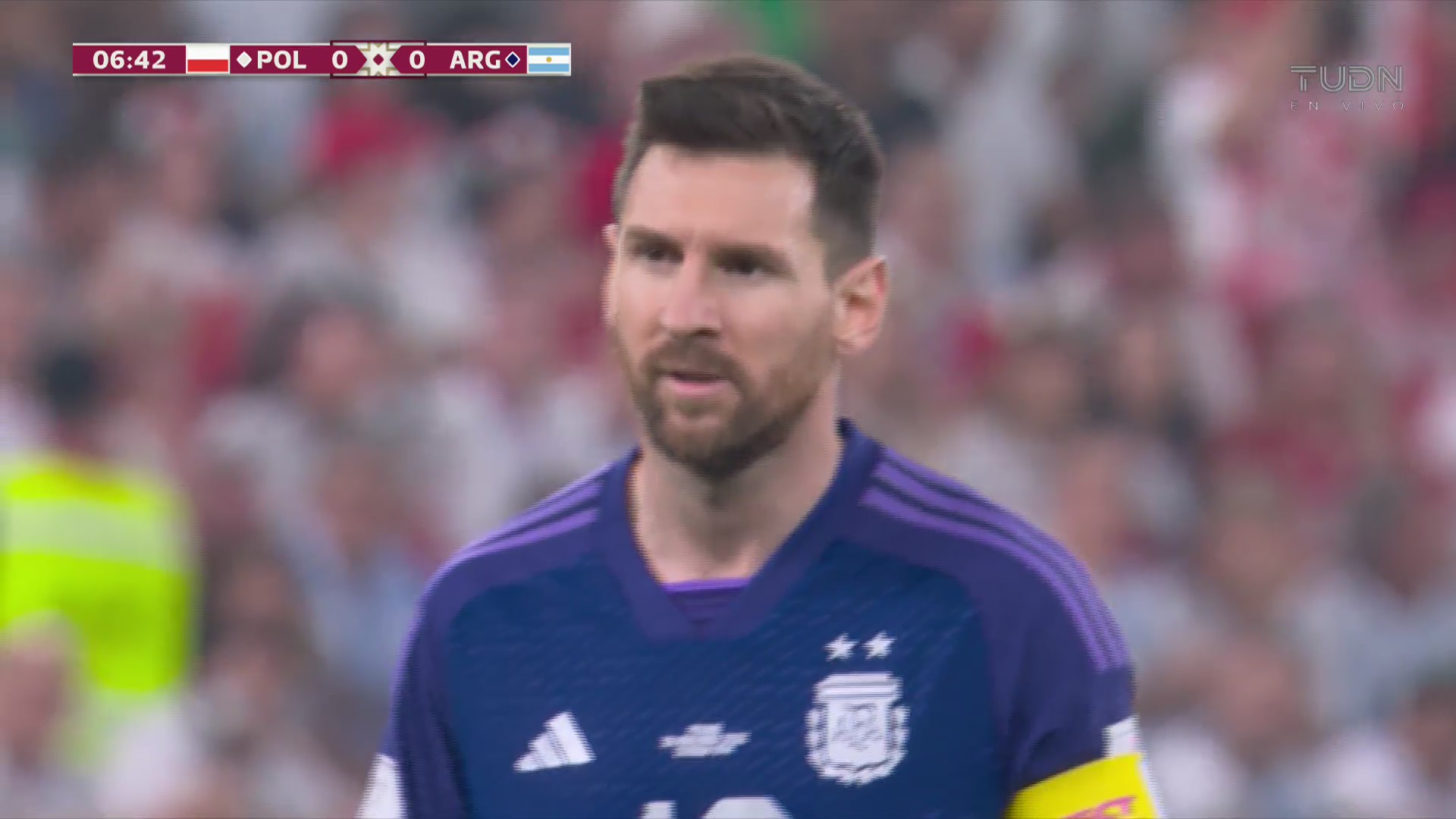 ¡La primera de la noche! Messi intenta y cae a las manos de Szczęsny ...