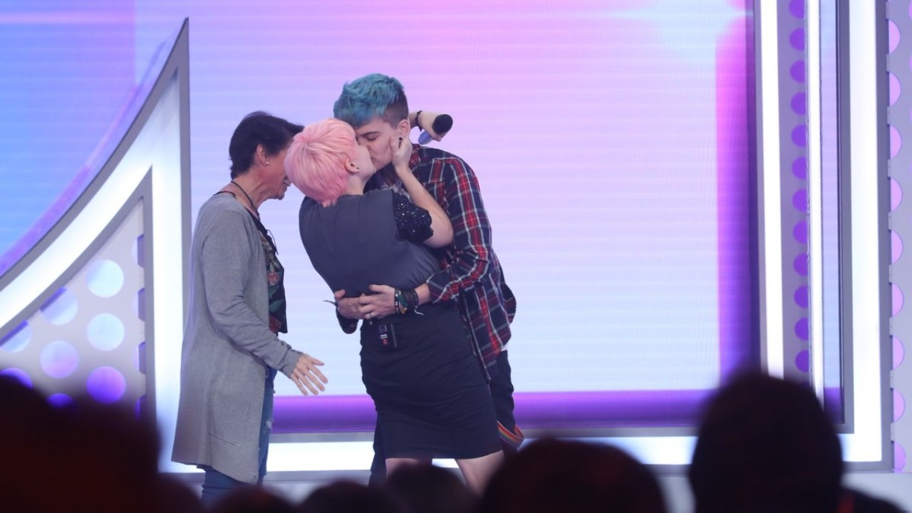 Un beso en televisión entre una concursante y su novio transgénero ...