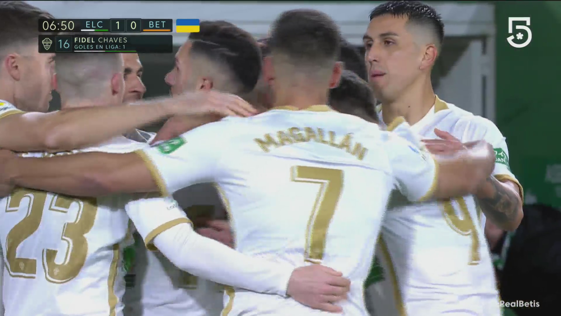 ¡Imparable! Fidel Chaves vence a Bravo y anota de penal el 1-0 del ...