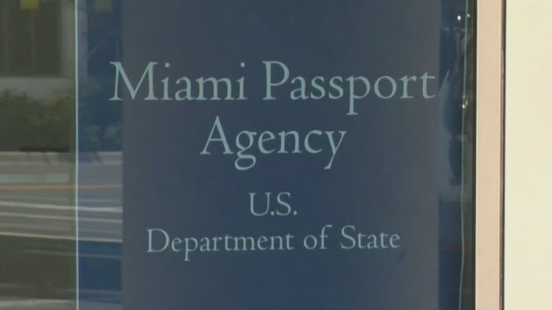 Abren centros temporales para la emisión de pasaportes en Miami | Video ...