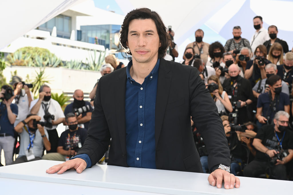 Adam Driver levanta suspiros en su nueva campaña para perfume Burberry ...
