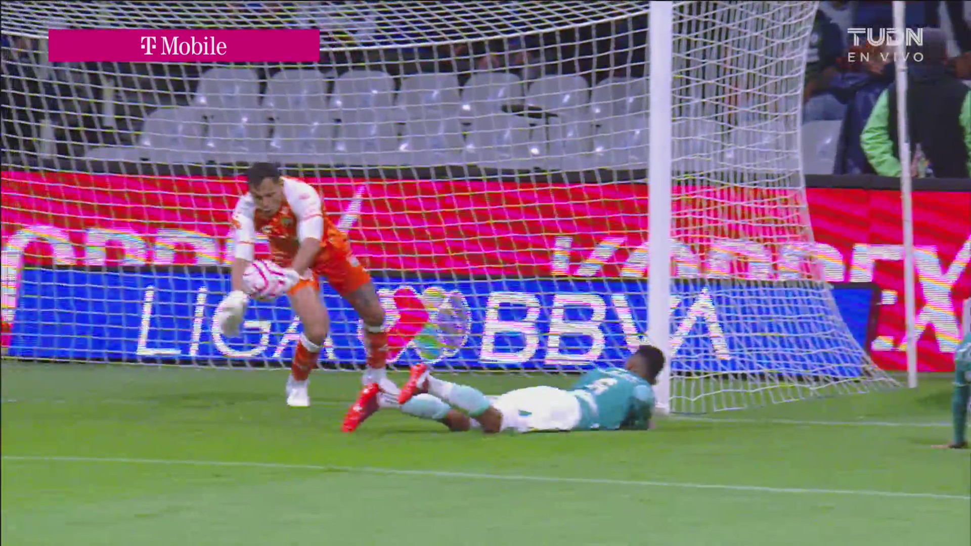 ¡Sigue perdonando! Antuna no le pega con fuerza frente al arco ...