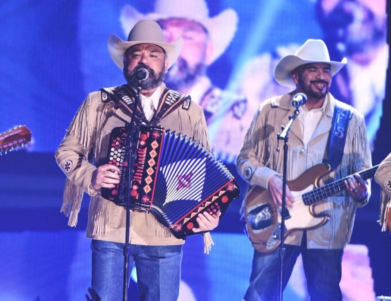 Intocable es reconocido con el Premio Lo Nuestro a la excelencia ...