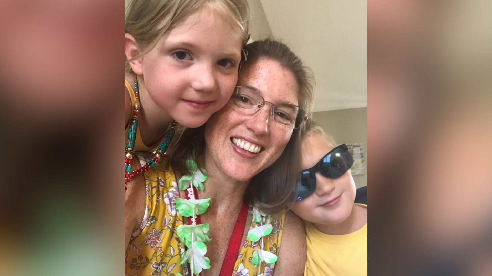 Encuentran a maestra muerta y sus hijos en su casa después de un ...