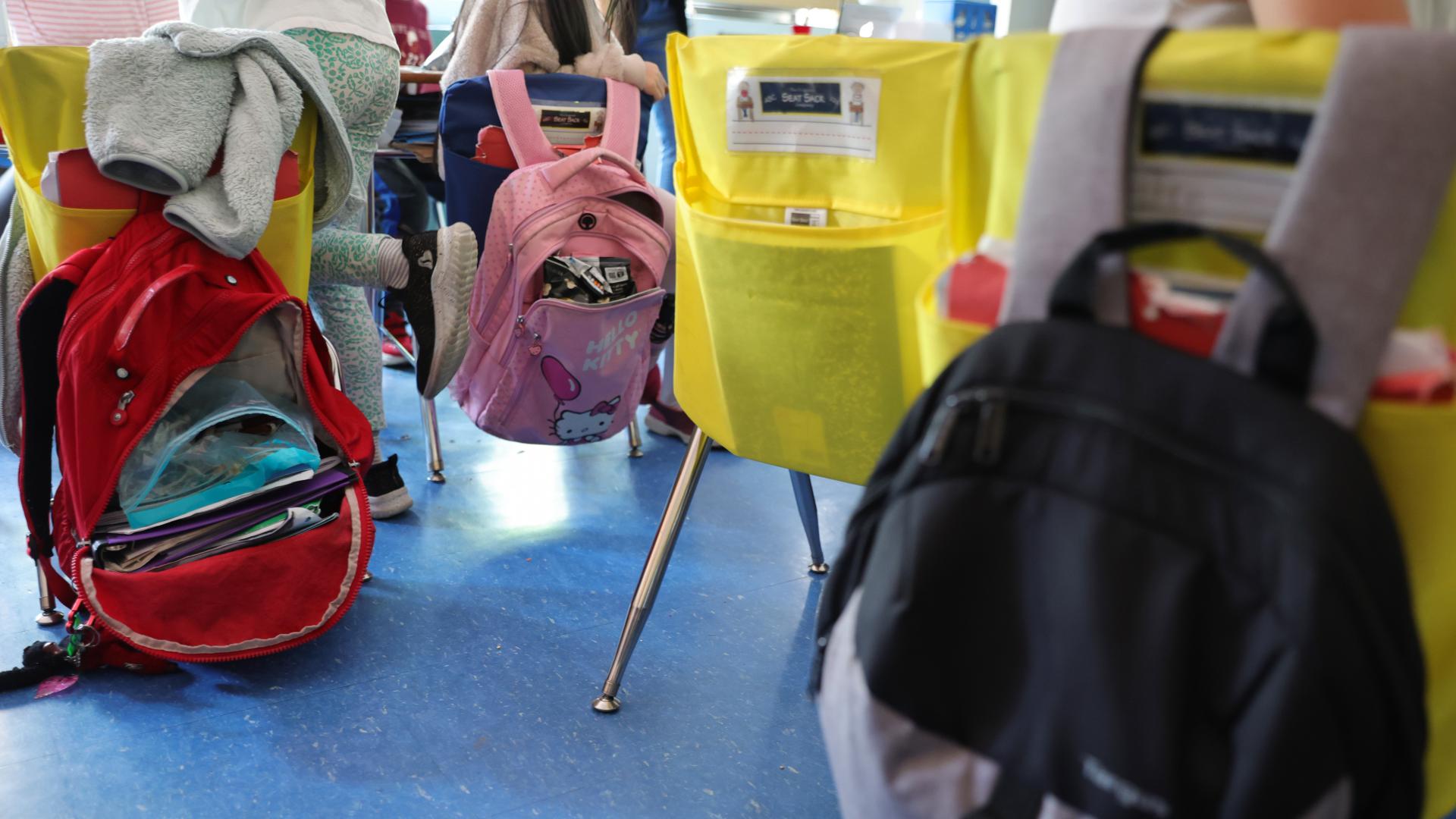 ¿Debe revisar la mochila de su hijo? | Shows Aquí y Ahora | Univision