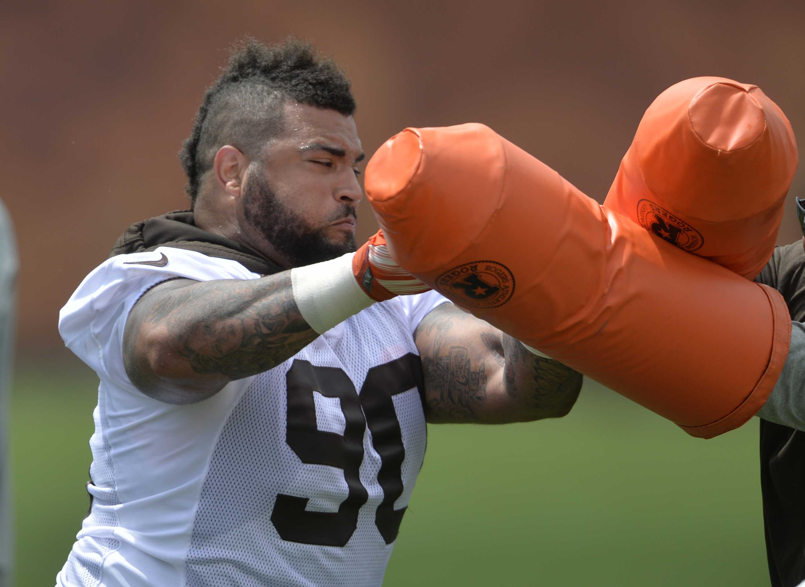 DL de los Browns, Billy Winn, fue diagnosticado con un esguince de ...