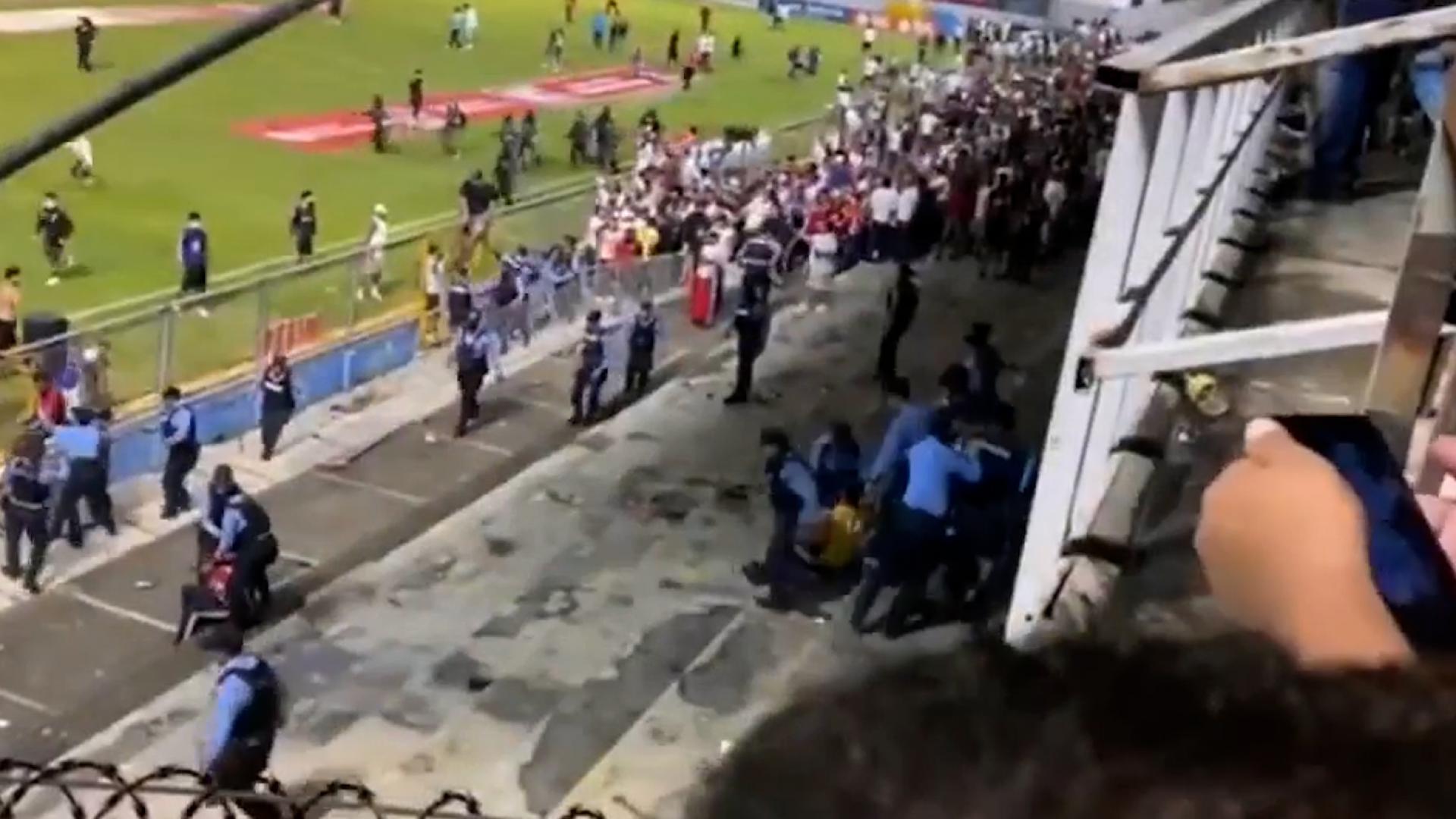 ¡Lamentable! Trifulca entre barras de Olimpia y Montagua | TUDN Fútbol ...