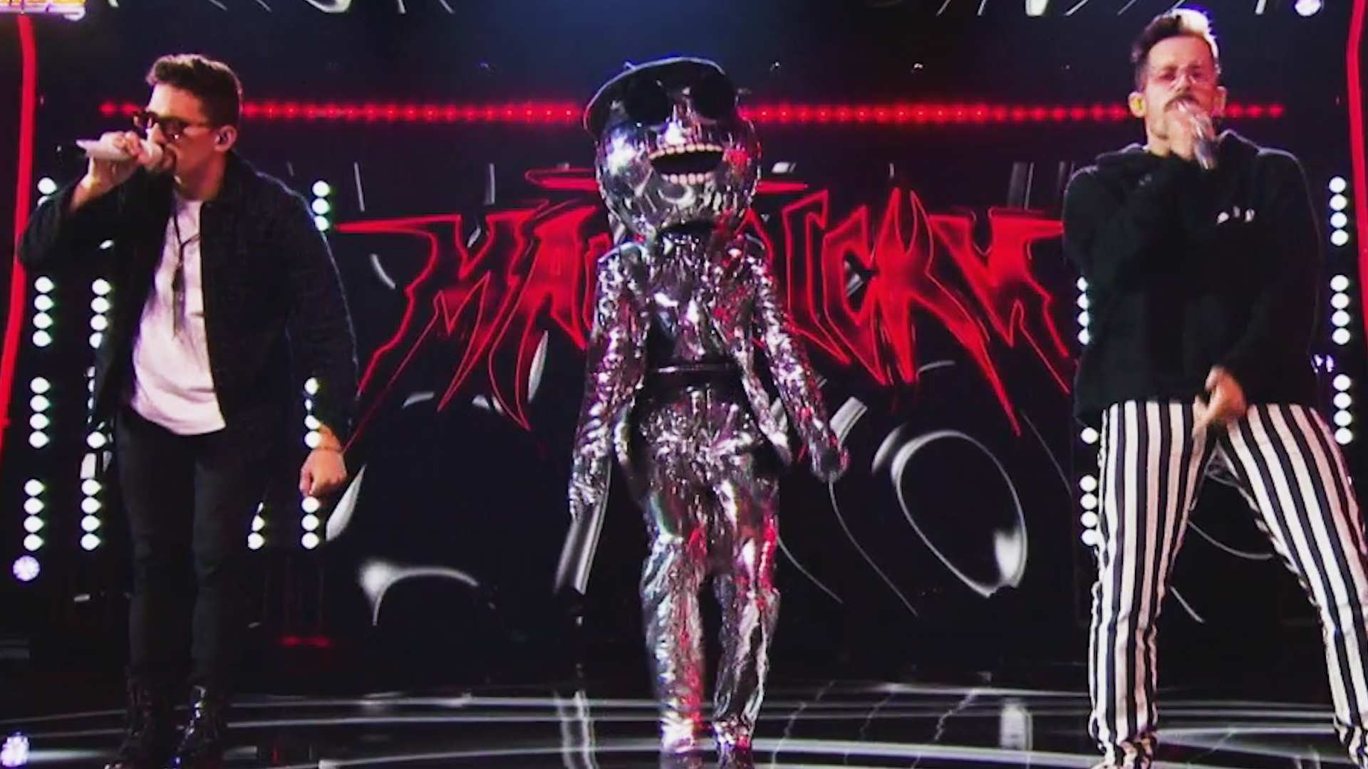 Disco Ball les muestra a Mau y Ricky cómo se baila con estilo 'Ouch ...