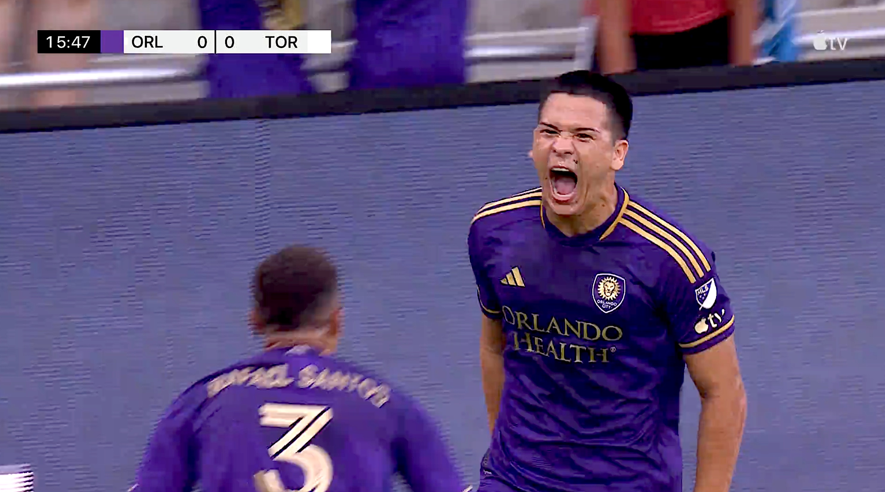 ¡Furioso cabezazo! El uruguayo César Araújo remata de ‘palomita’ y pone el 1-0 | TUDN MLS | TUDN