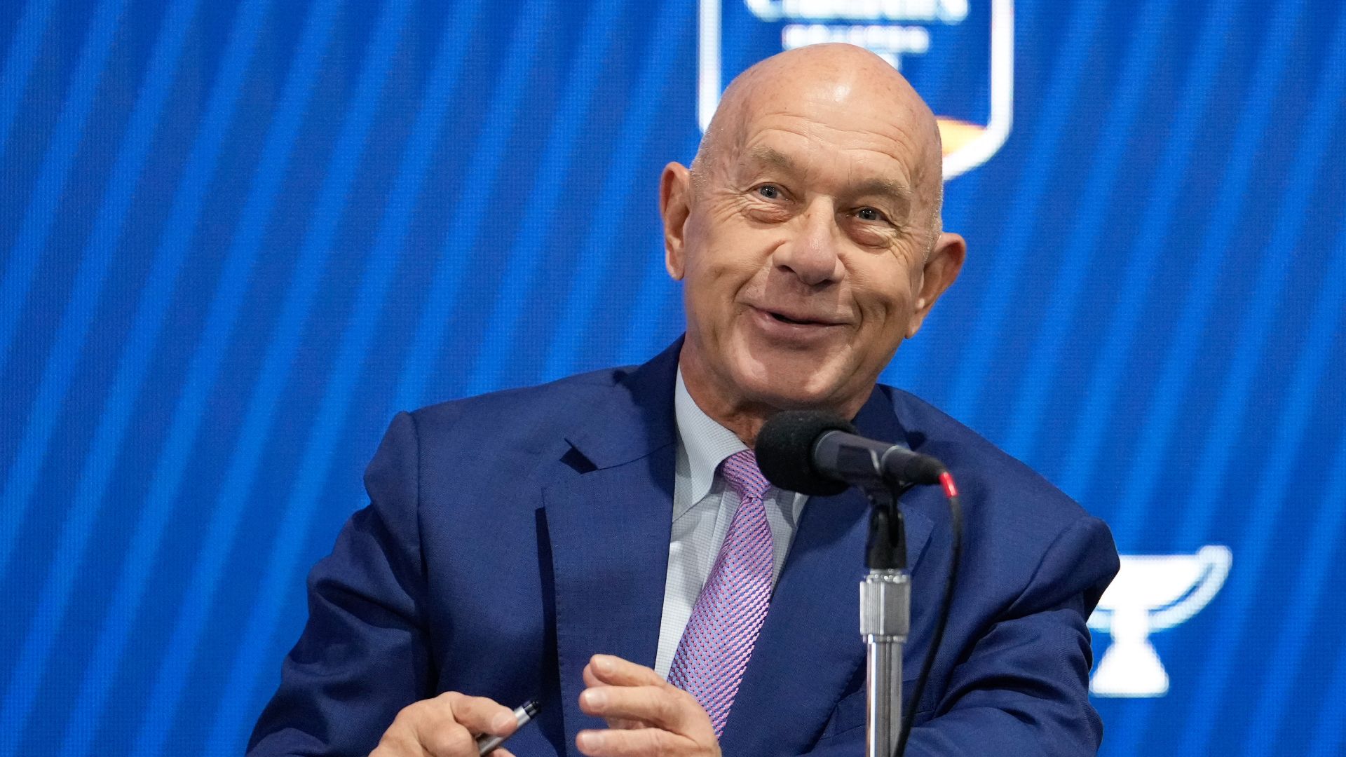 Alcalde de Houston John Whitmire anuncia el incremento gradual del 36.5% en el salario de los ...