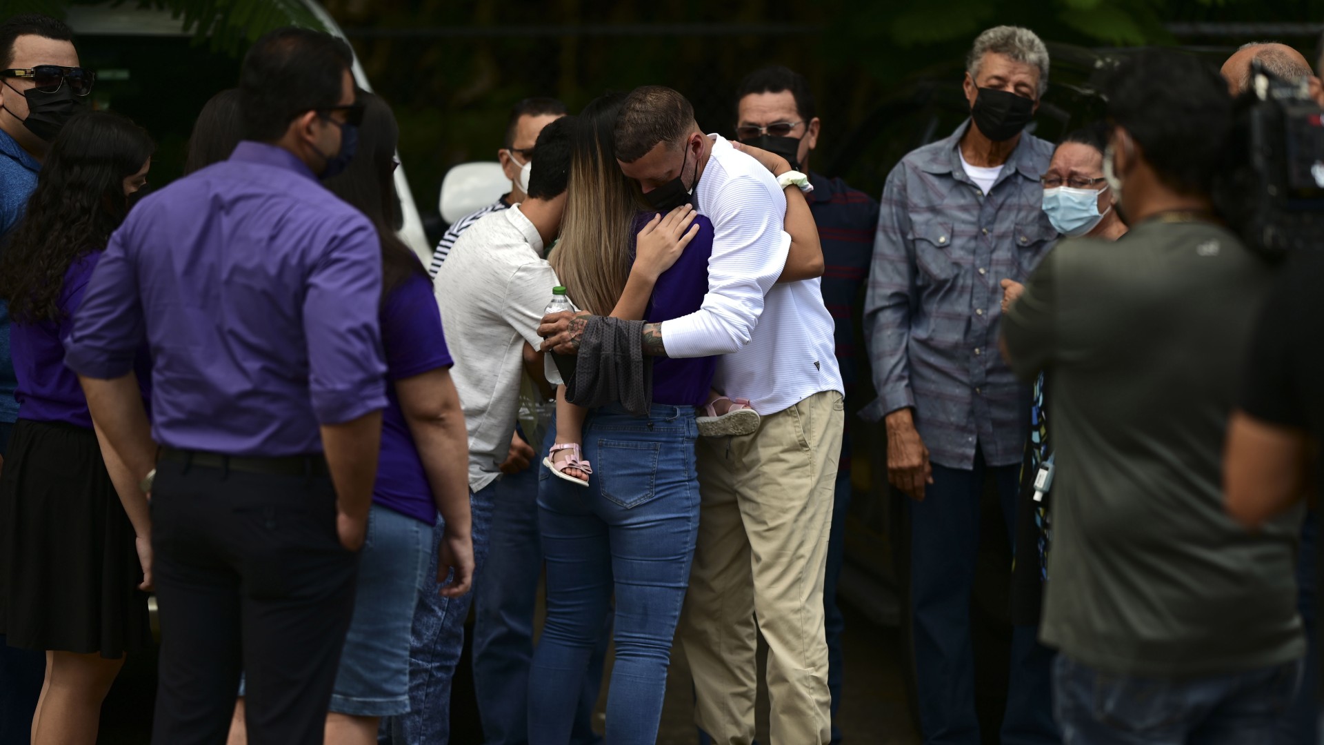 Decenas despiden a Keishla Rodríguez en su funeral y dan consuelo a ...