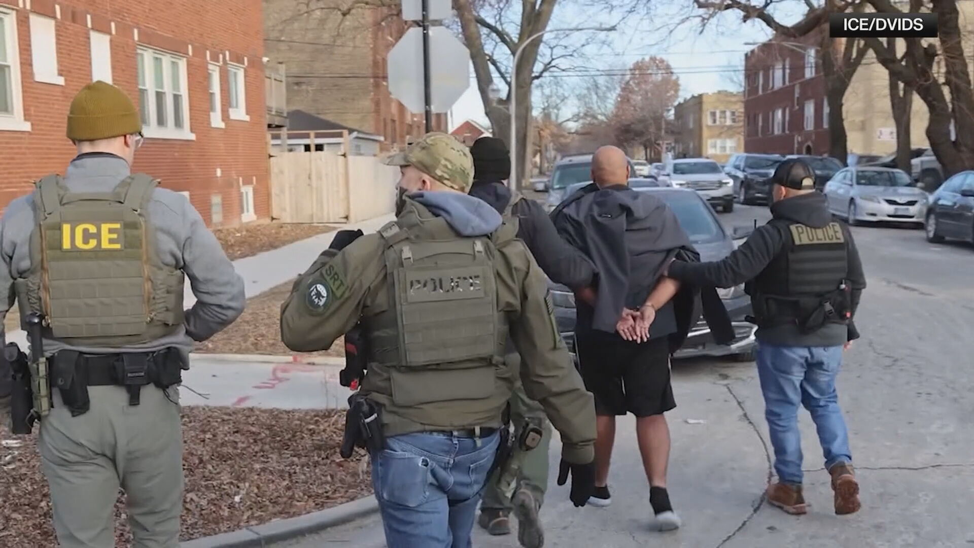 ICE ha ejecutado más de 100 arrestos durante operativos migratorios en ...