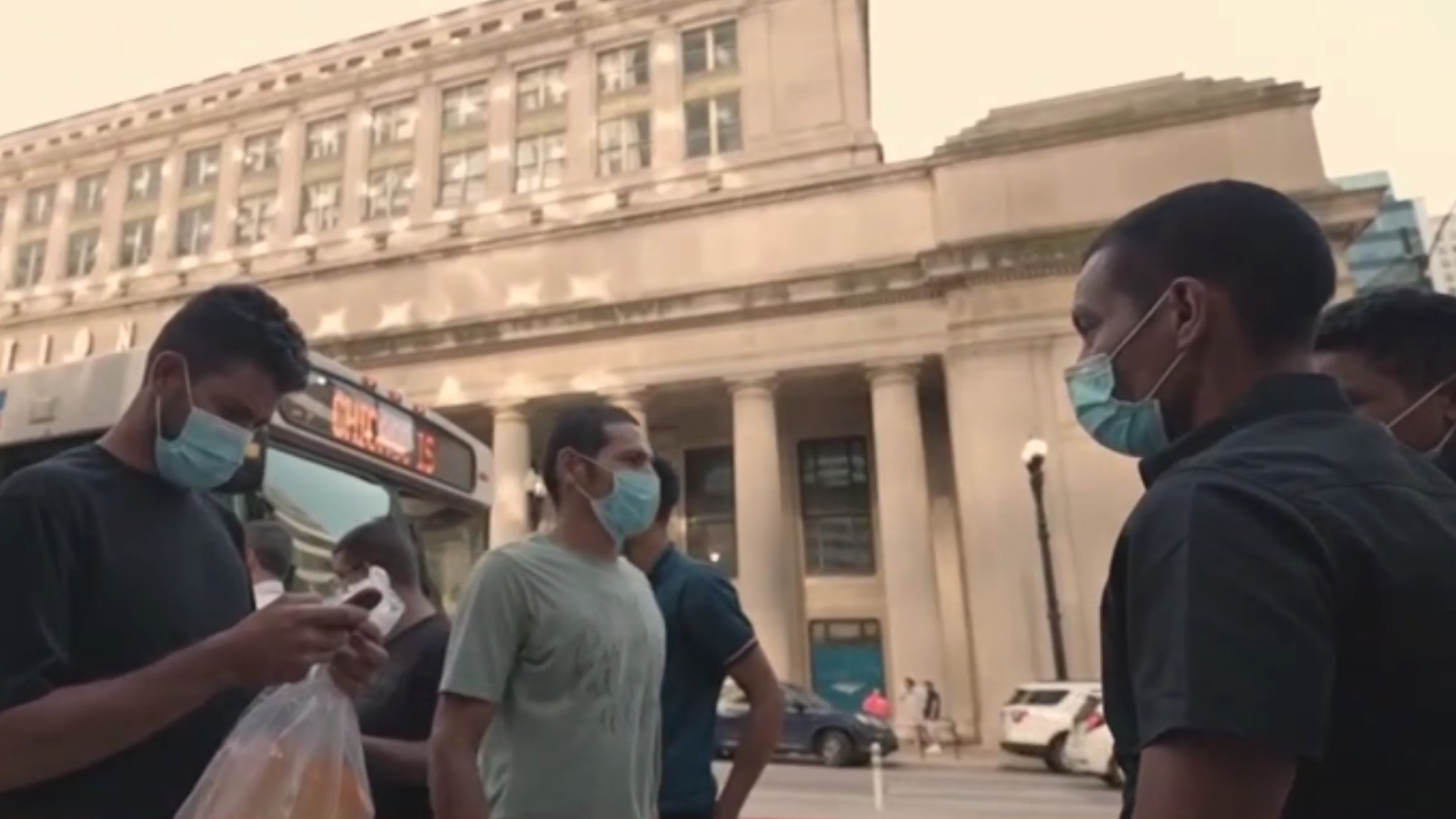 Chicago ha recibido más de 750 inmigrantes enviados desde Texas en ...