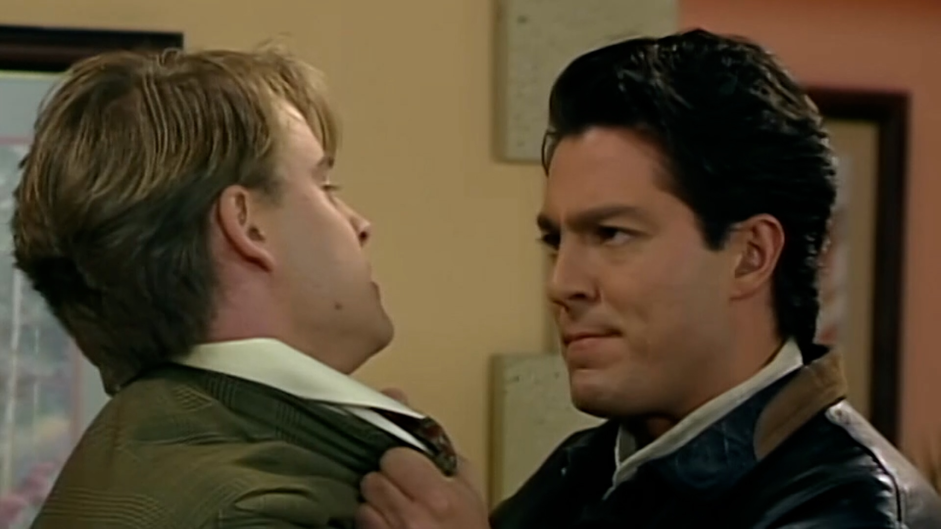 José Armando enfrenta a Álvaro por su traición | Shows Esmeralda | Las ...